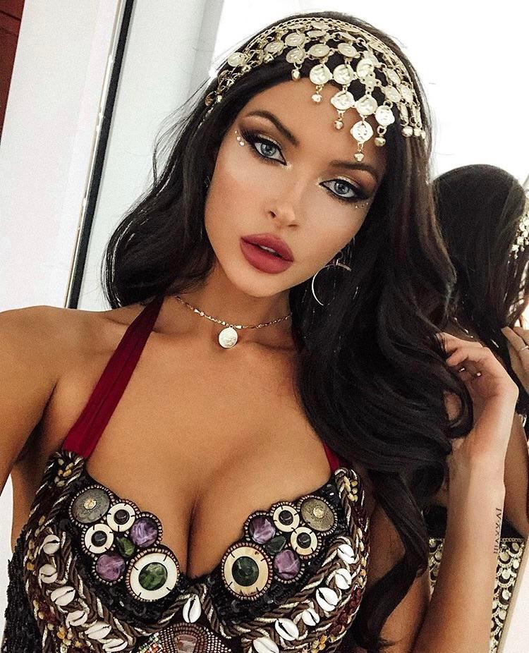 Erin Michelle Cummins | Scrolller