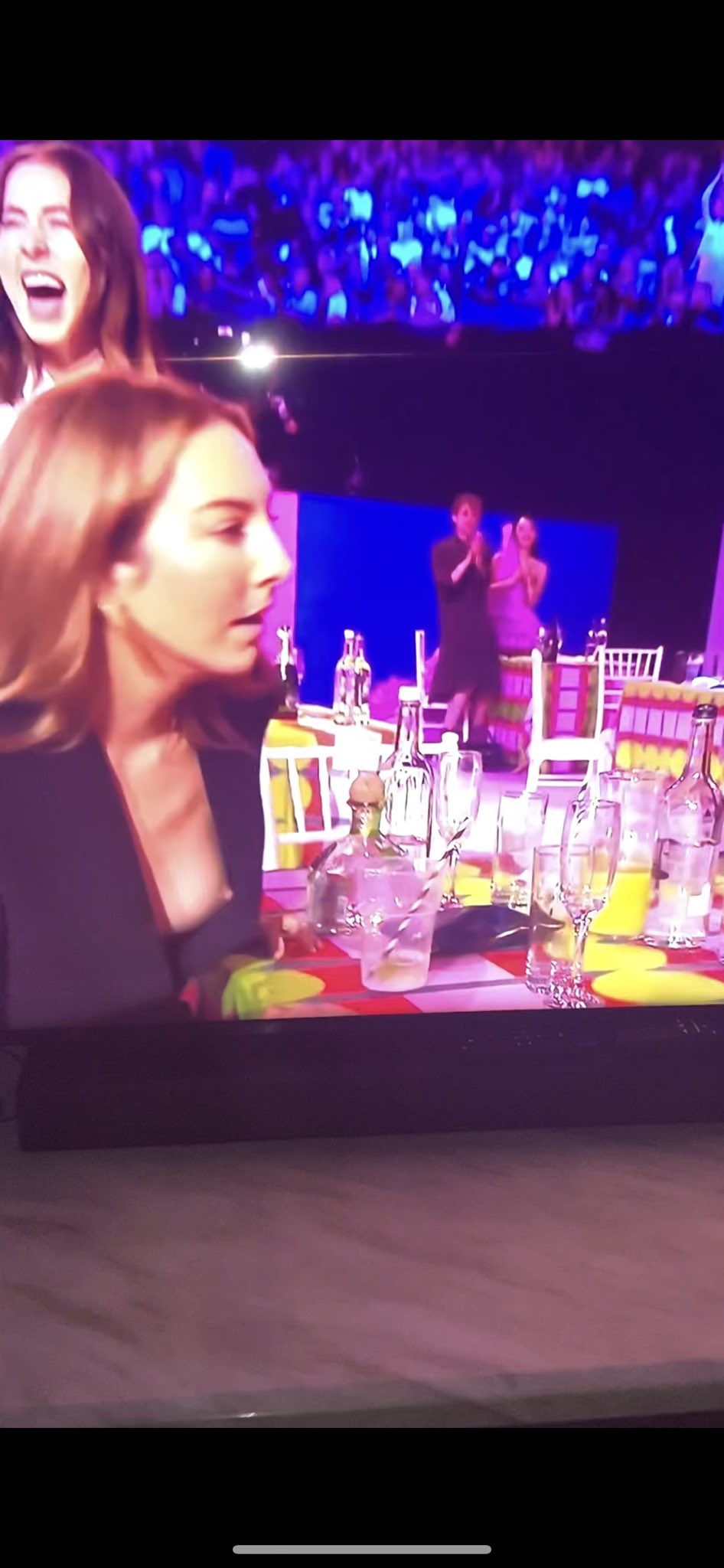 Este from the band HAIM had a nip slip on the brit awards | Scrolller