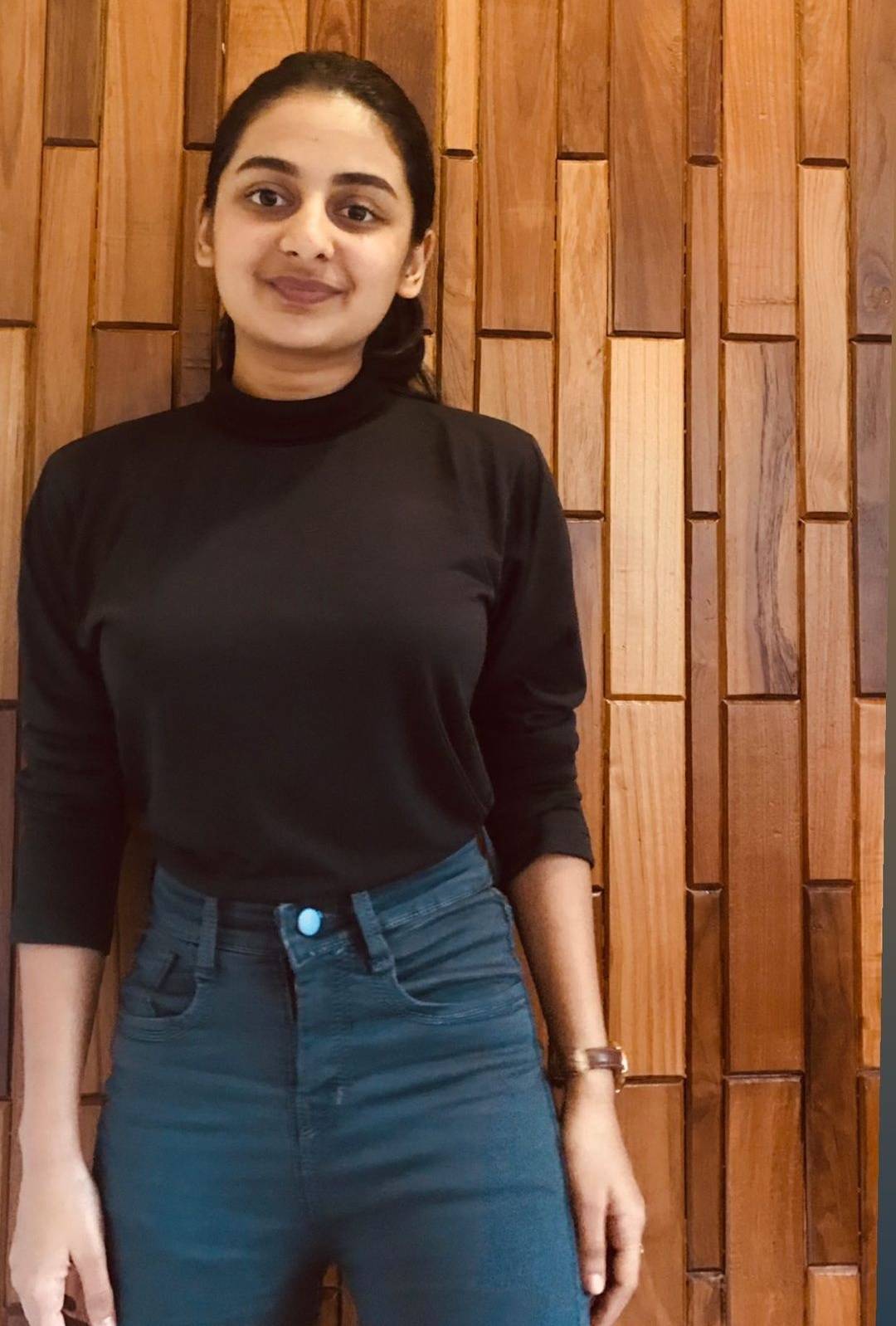 Esther 🖤 | Scrolller