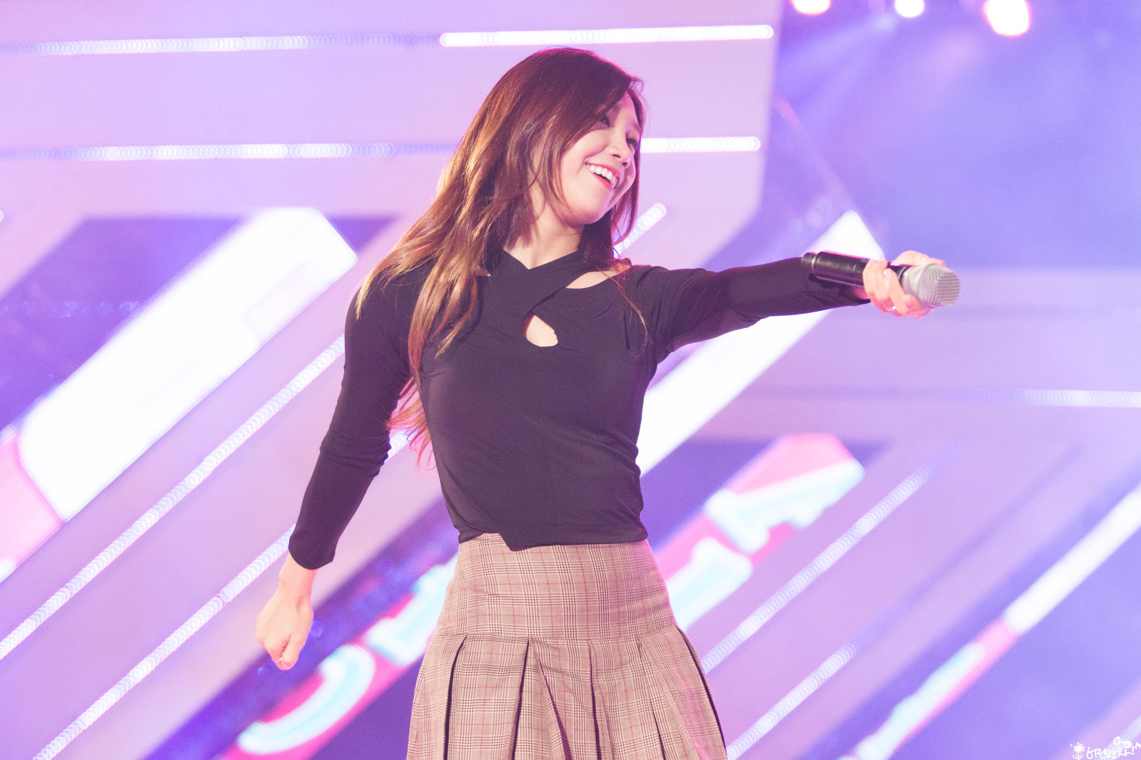 Eunji stealing the show! | Scrolller