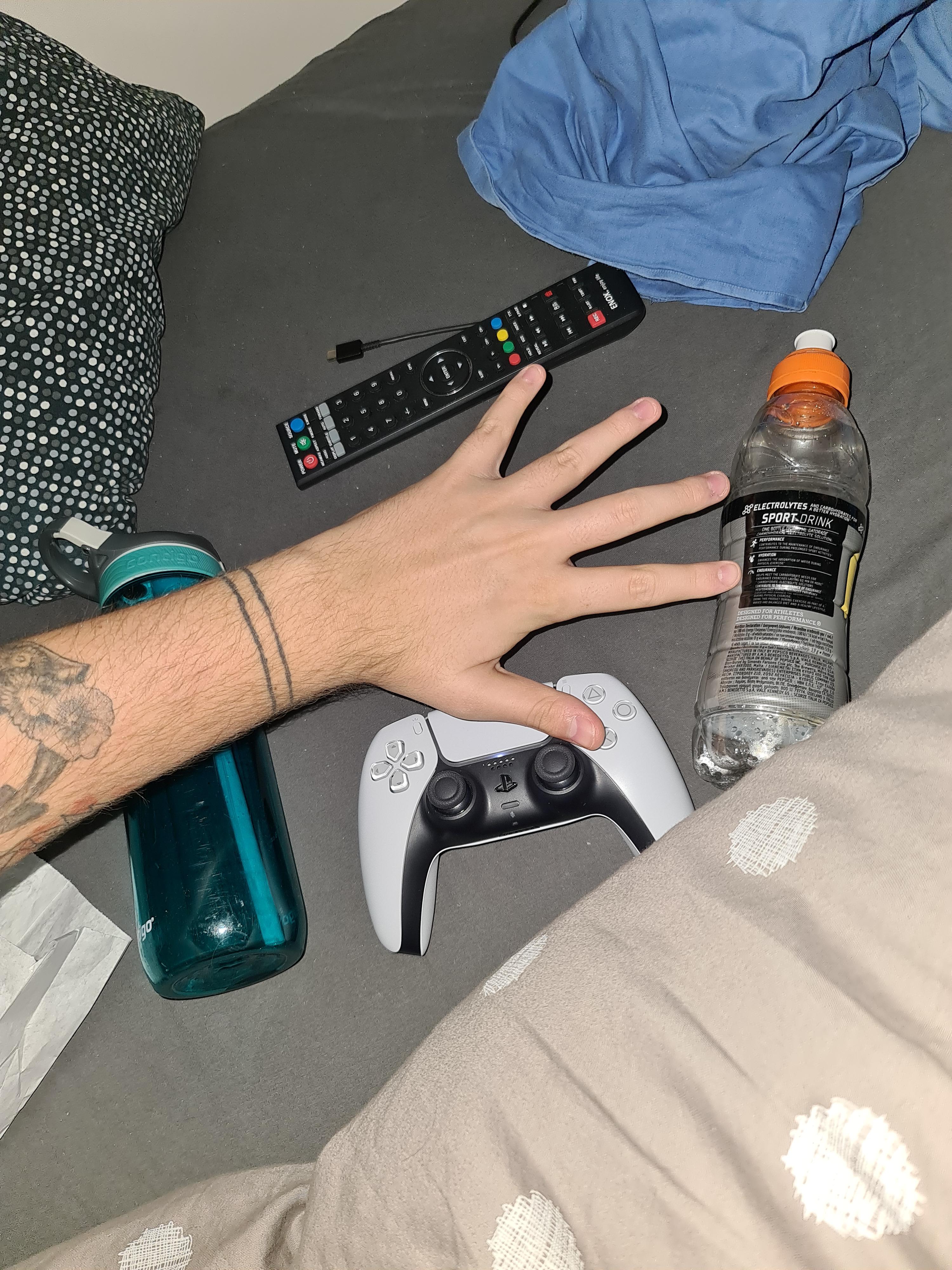 Everyone flexing their big hands so here's my small ass hand (at least compared to height ...