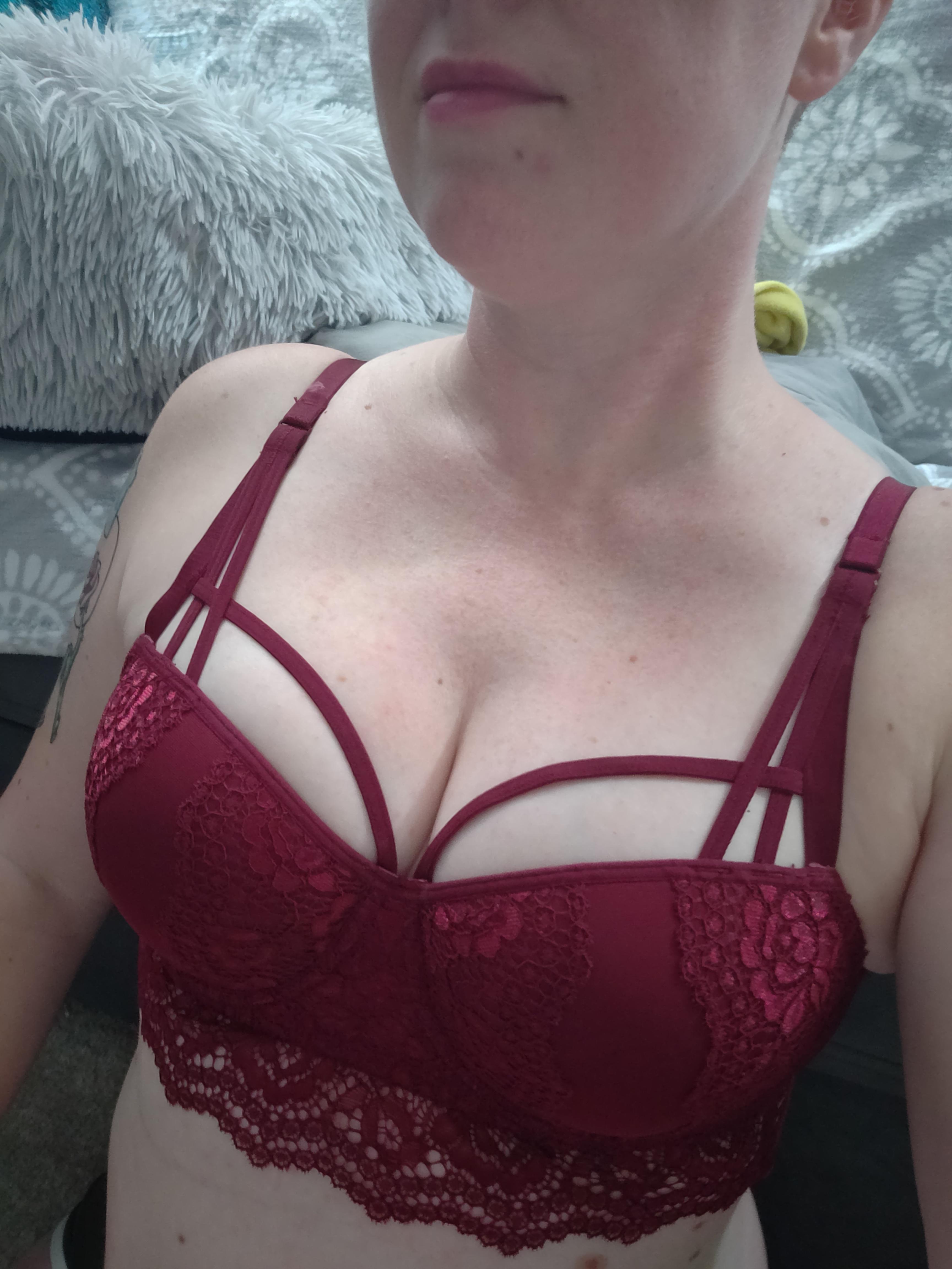 (F) Bought a new bra. Do I need to tighten the straps or does it fit well? | Scrolller