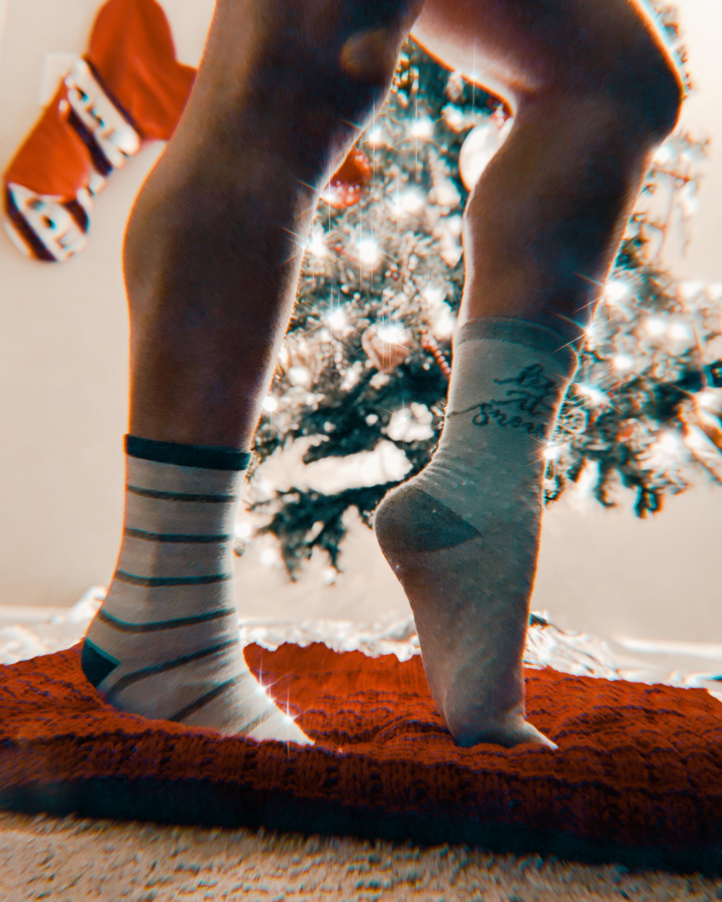 [F] Do you like my mismatched socks and strong legs? Cum talk to me 🤤 | Scrolller