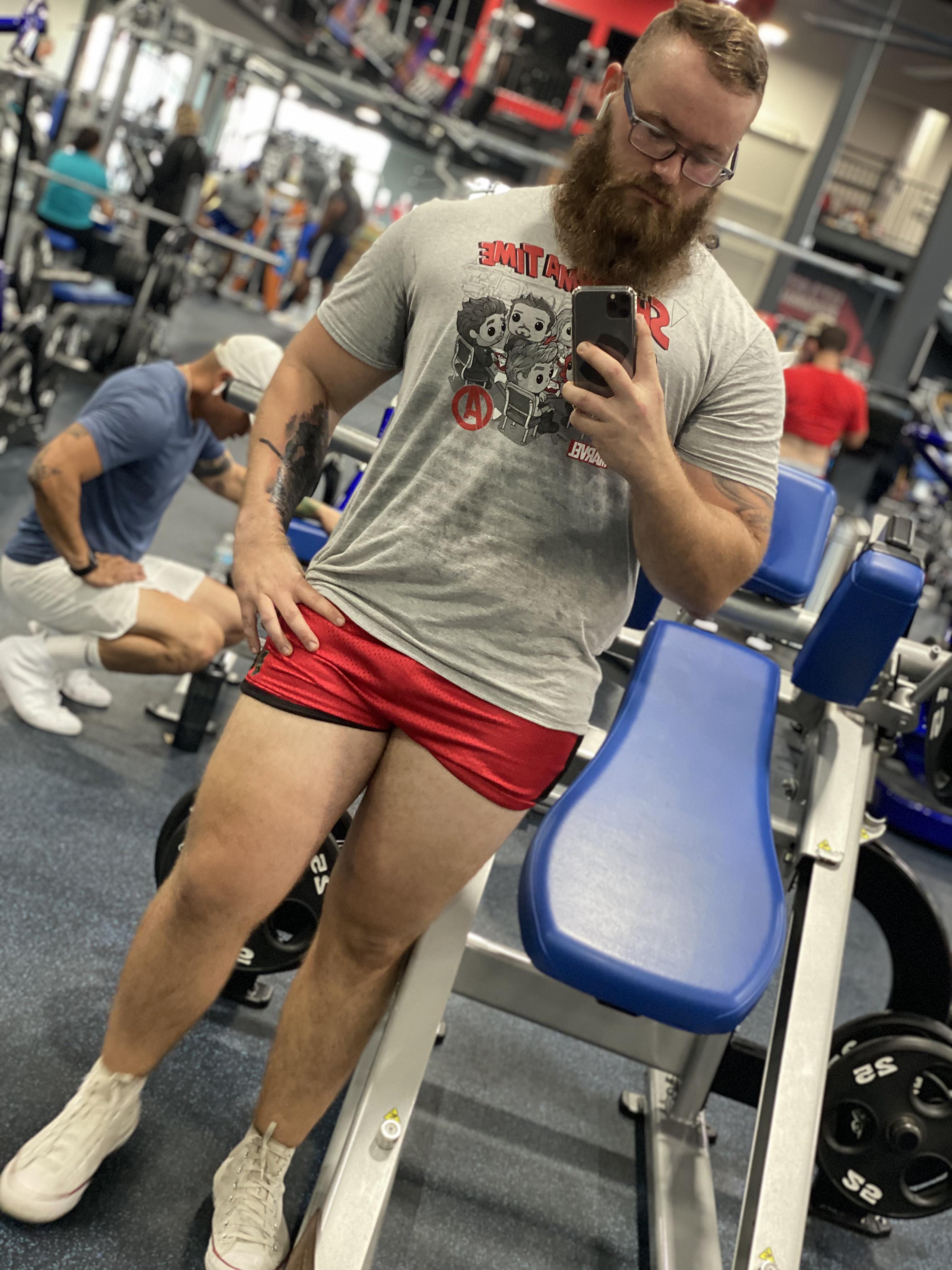 Feeling myself in these short shorts ! 29m | Scrolller