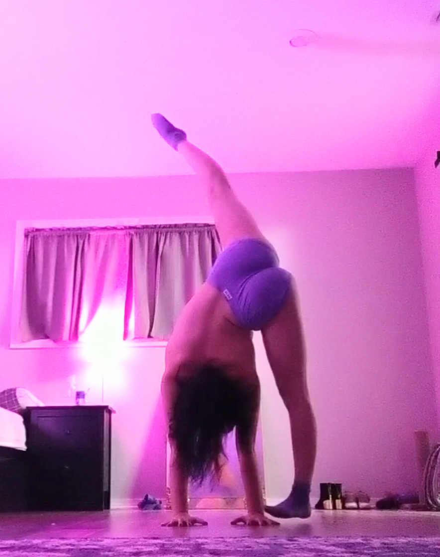 first time posting here! do you like my legs in a handstand? 🙃 | Scrolller