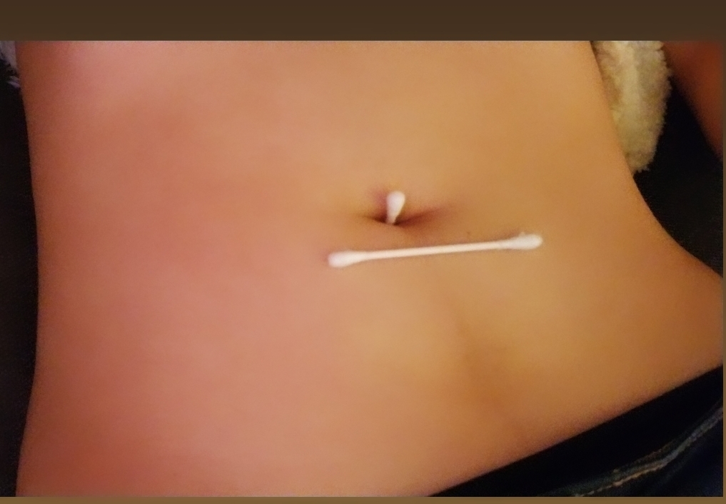 Fitting almost a whole q-tip in my deep navel | Scrolller
