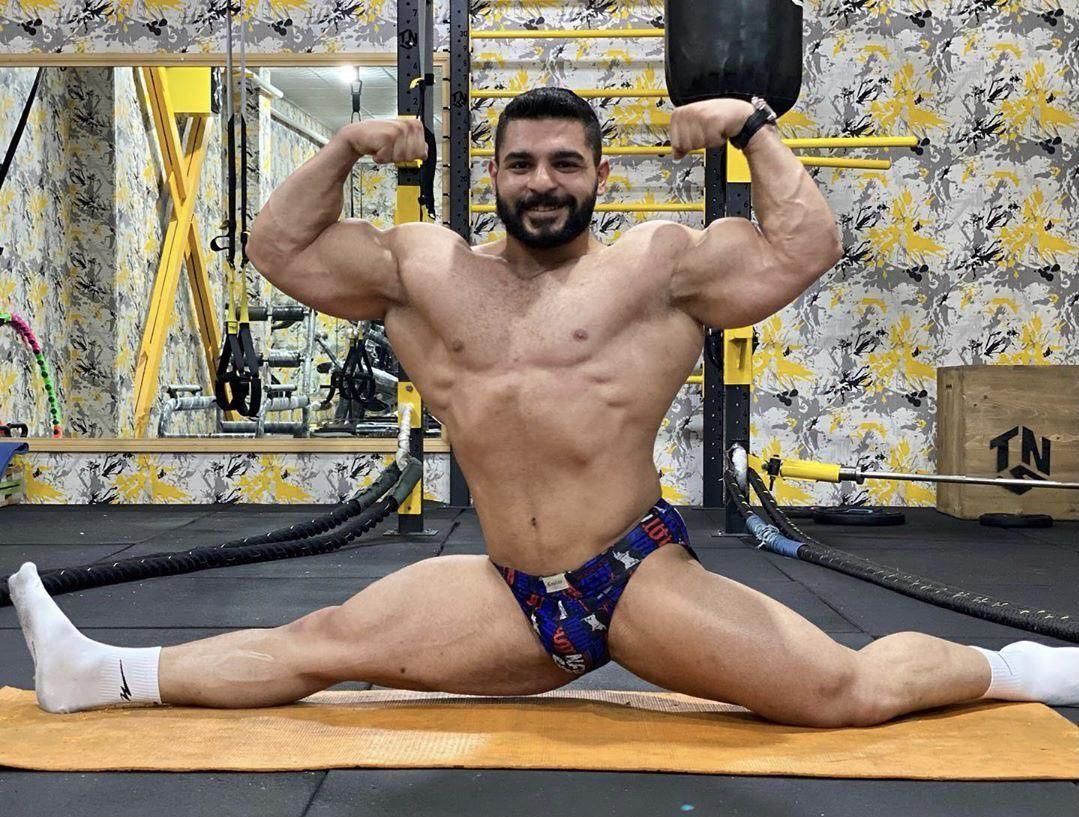 Flexible bodybuilder | Scrolller