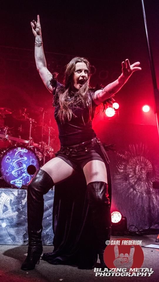 Floor doing her mating dance | Scrolller