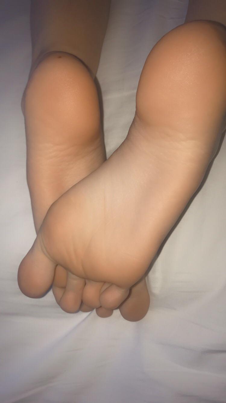 Foot rub please. | Scrolller