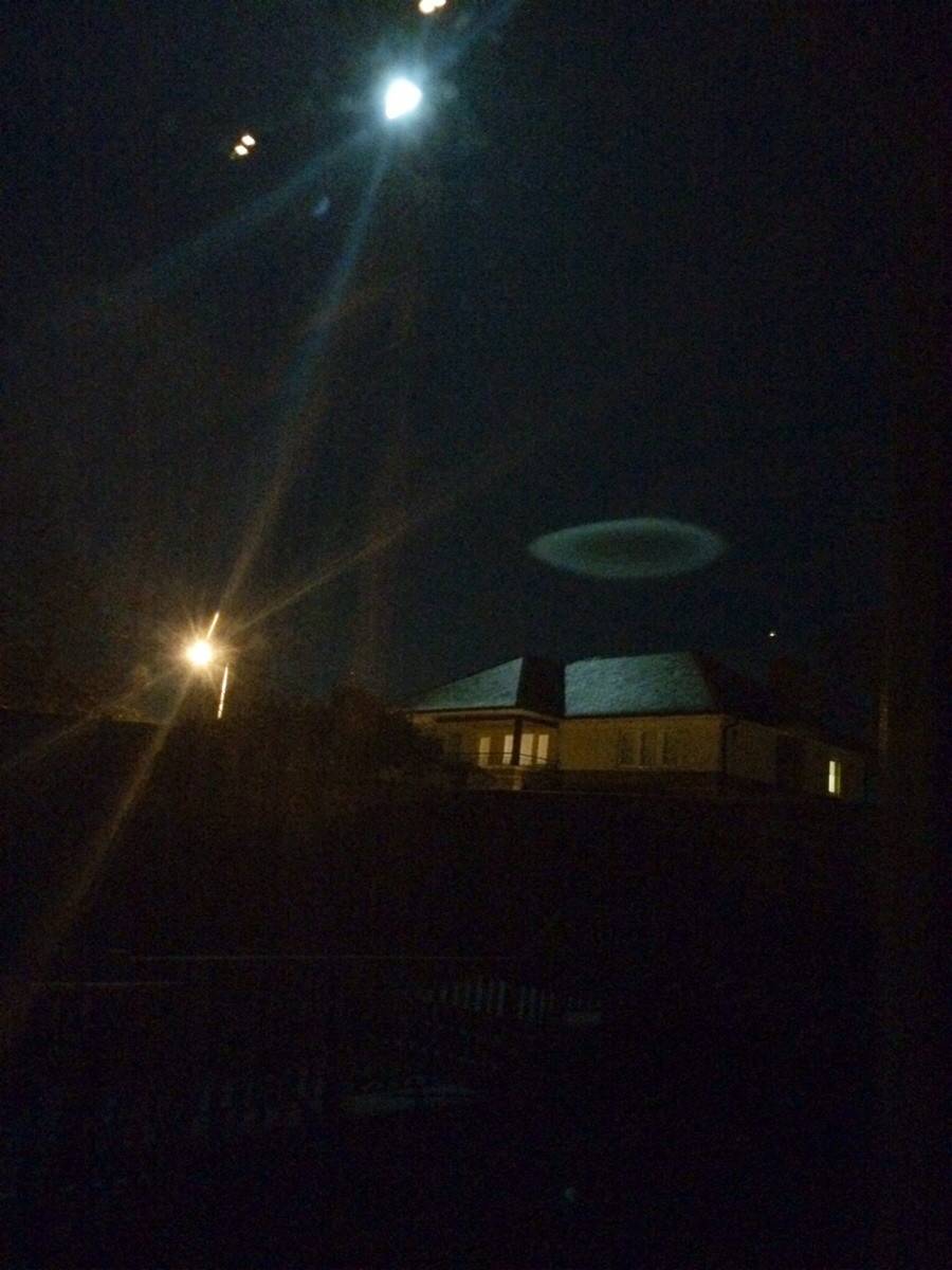 Freaky alien spacecraft type cloud floating over neighbours house tonight. | Scrolller