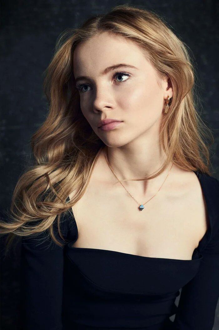 Freya Allan | Scrolller