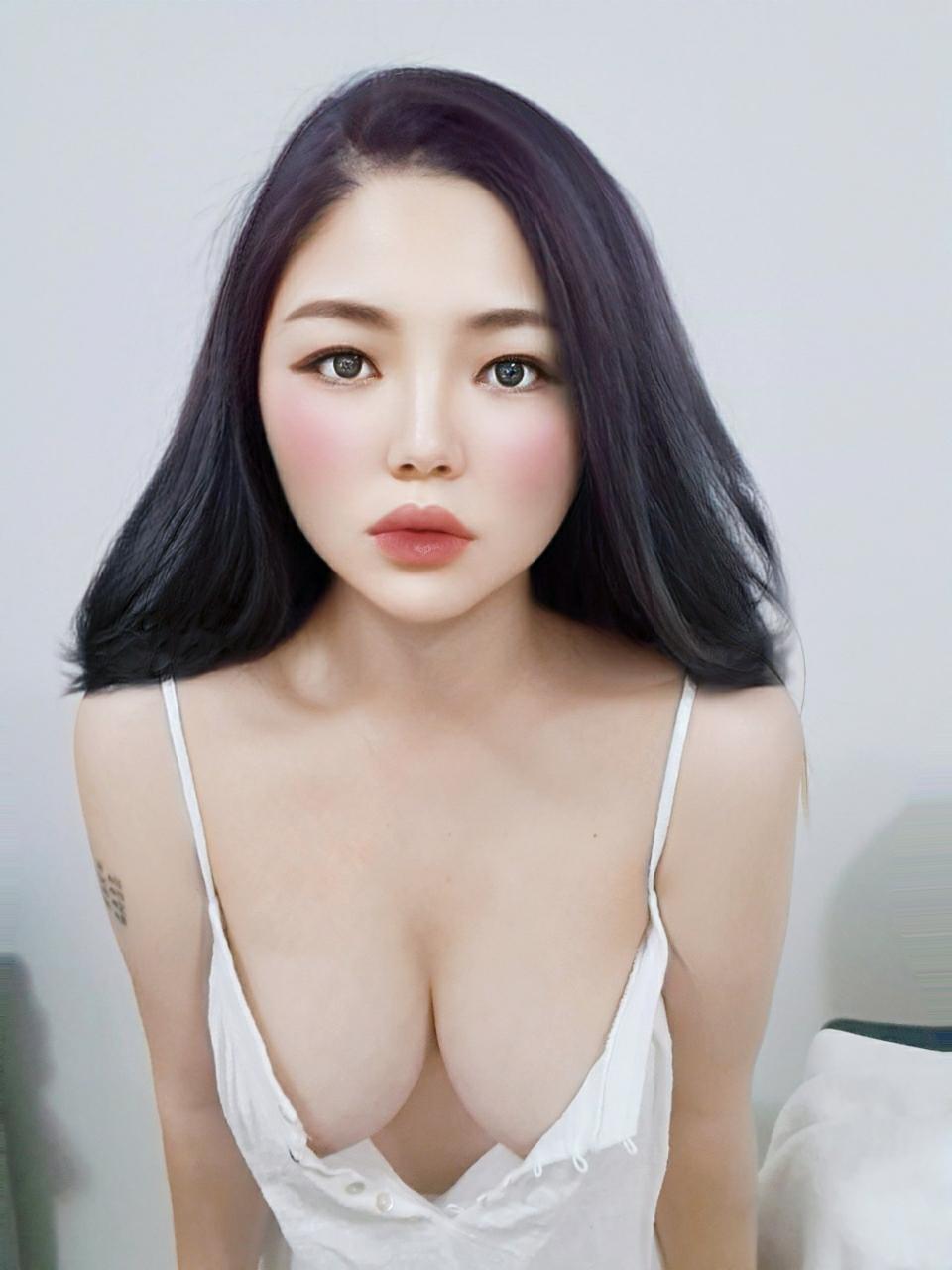 Full makeup | Scrolller