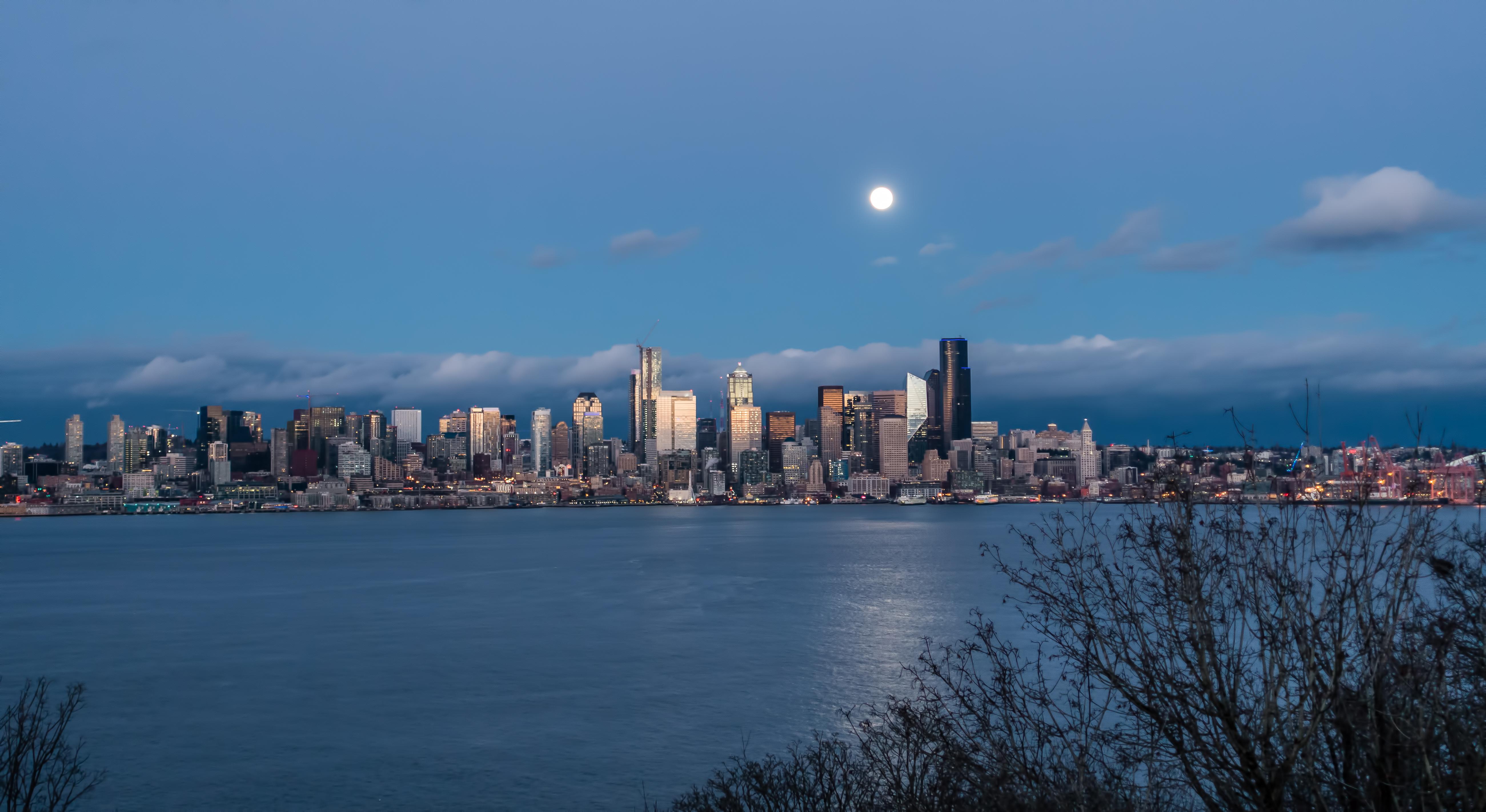Full moon over the Seattle skyline. [OC] | Scrolller
