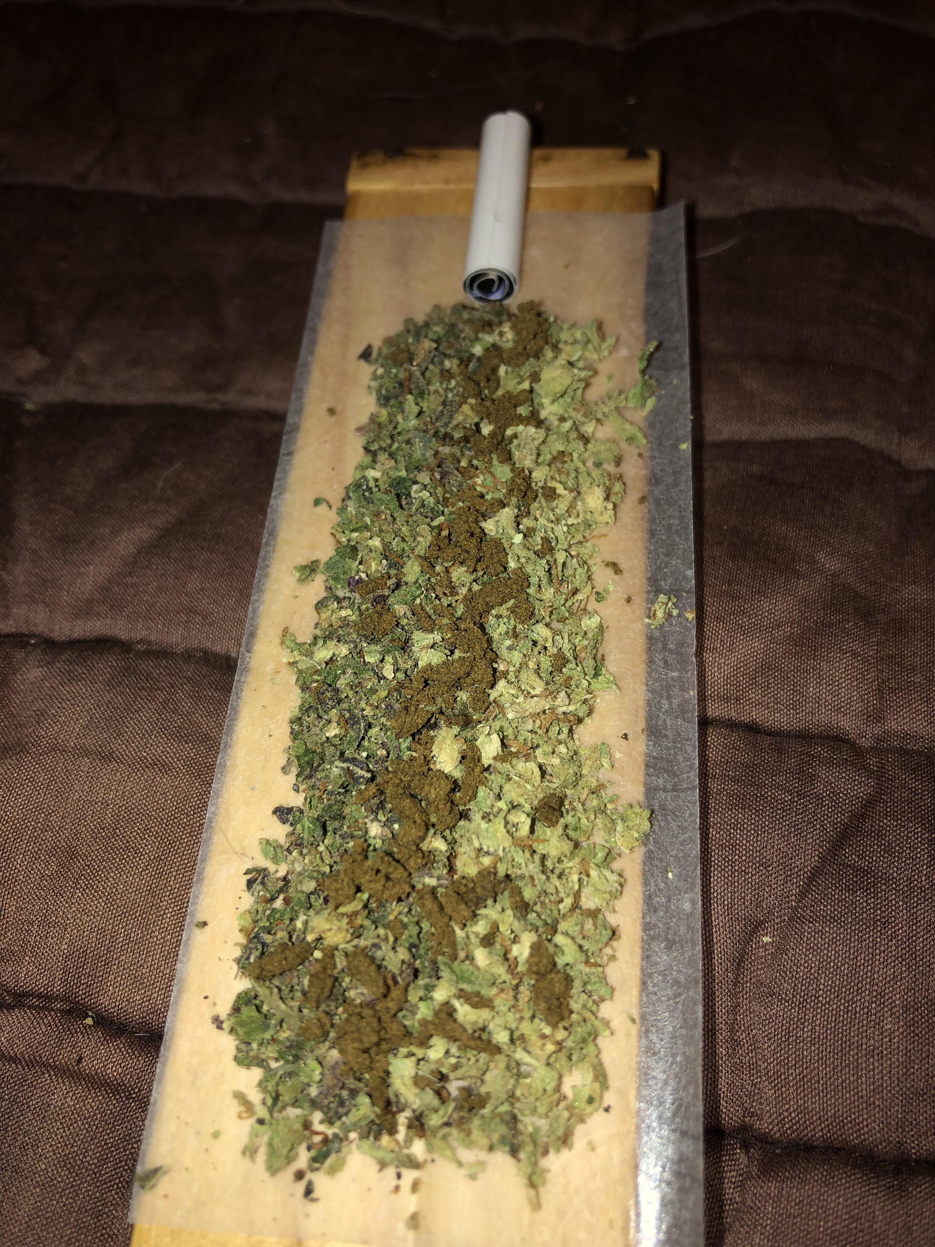 Gelato #33 on the left, Amnesia Haze on the right, hash down the middle... | Scrolller