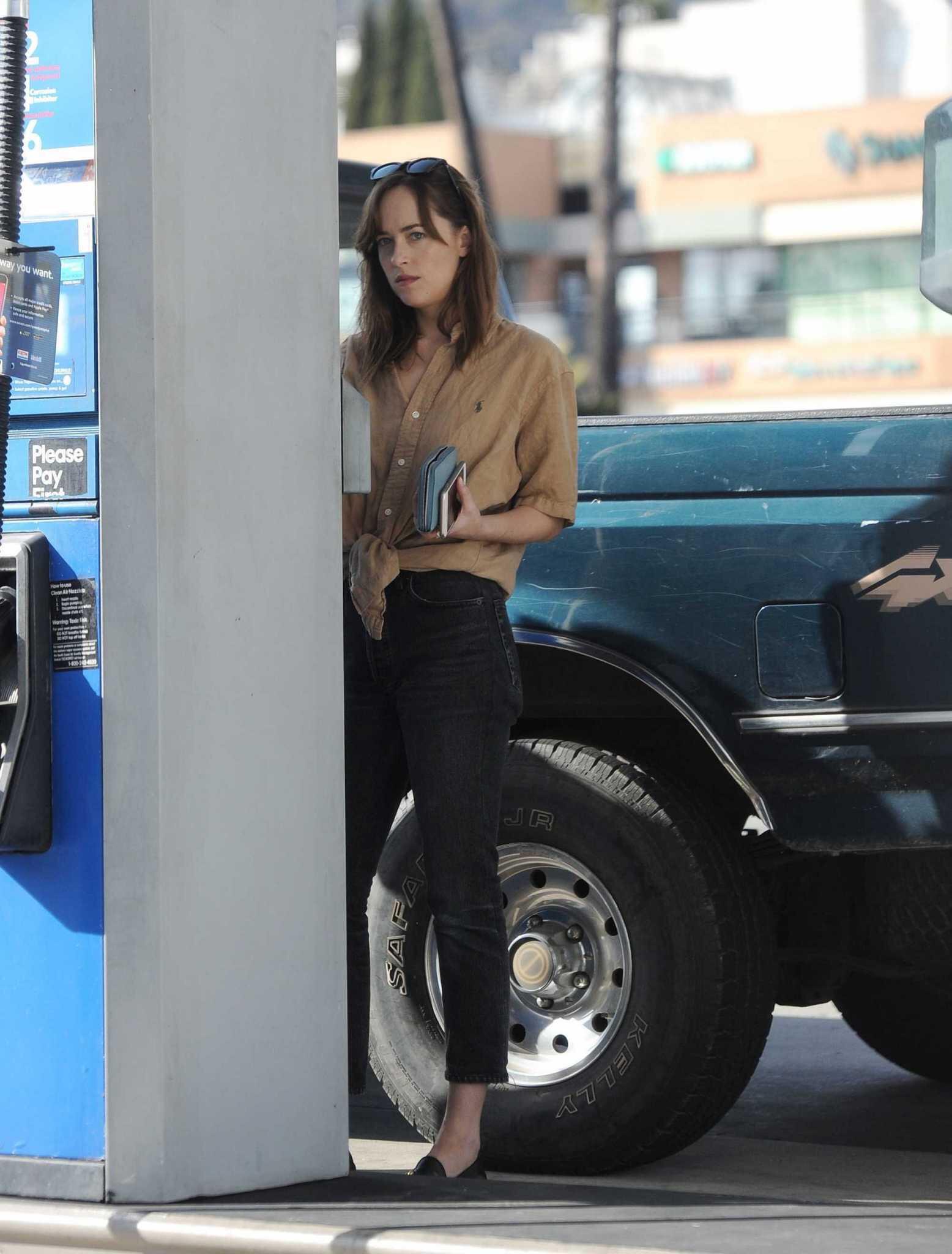 Getting gas | Scrolller