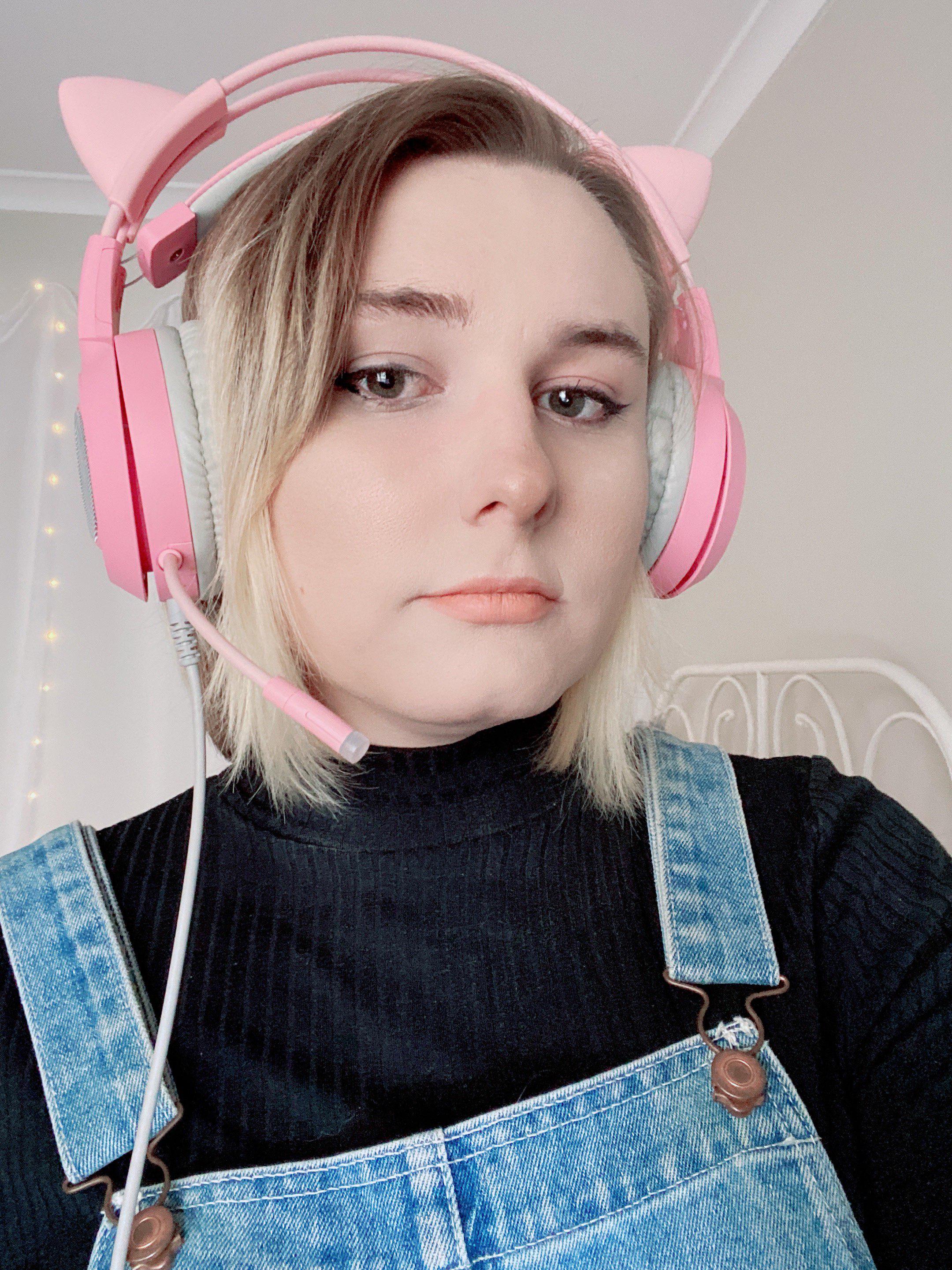 Getting ready for today's stream! what do you think? do i look cute ...