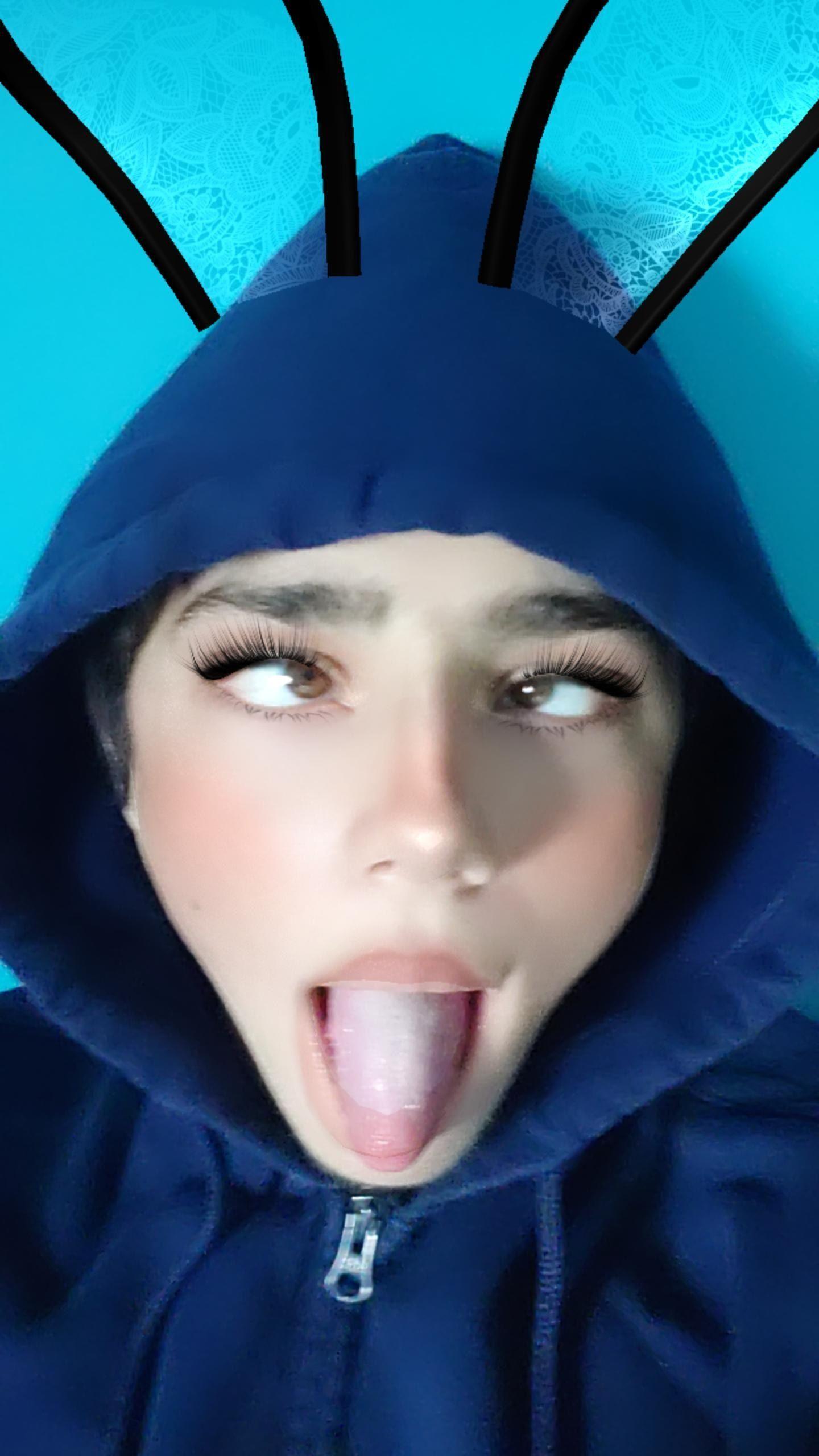 Give me attention please🥰 | Scrolller