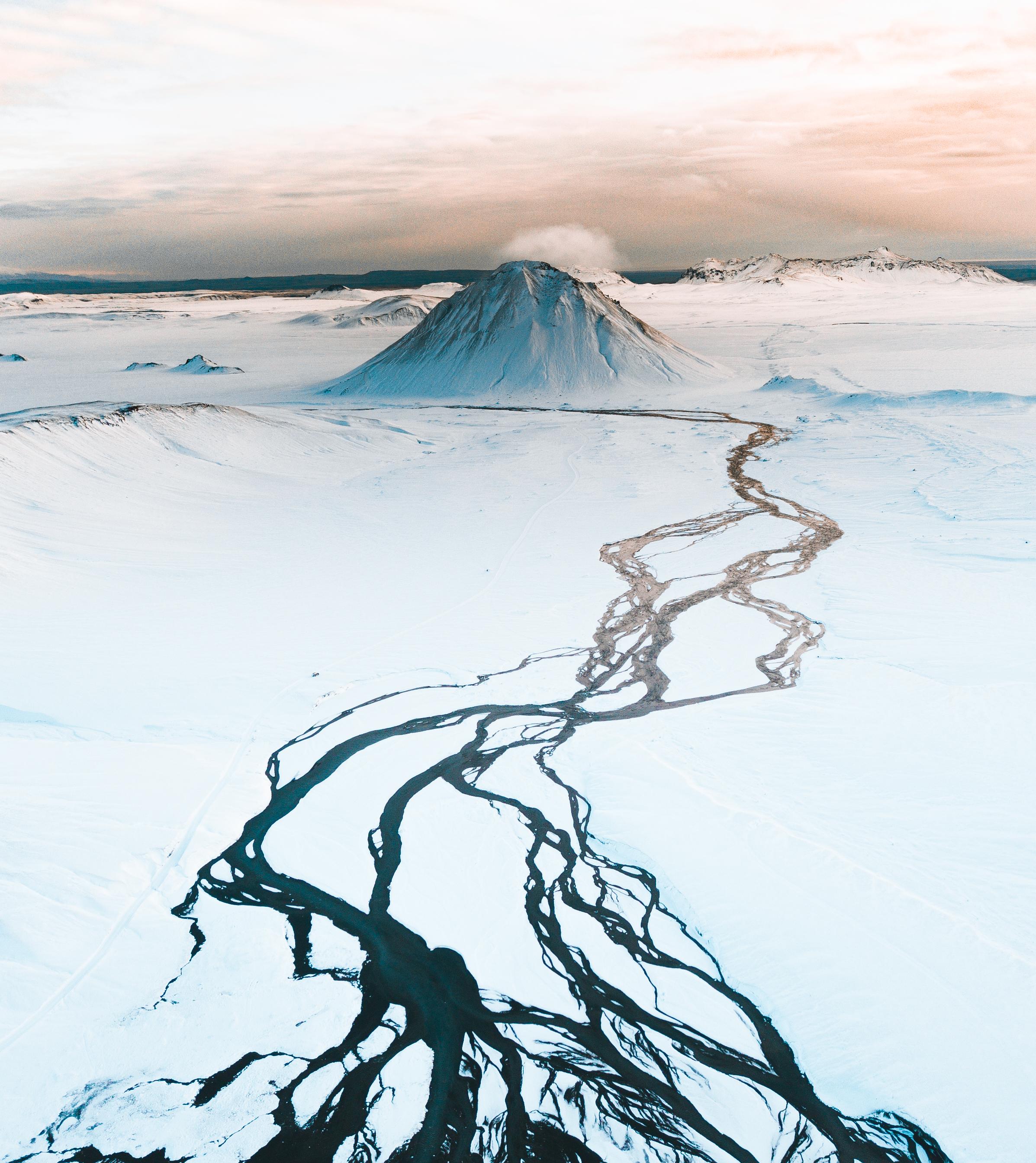 Glacial flow leading up to Maelifell, early winter in the Icelandic Highlands. [2394x2687][OC ...