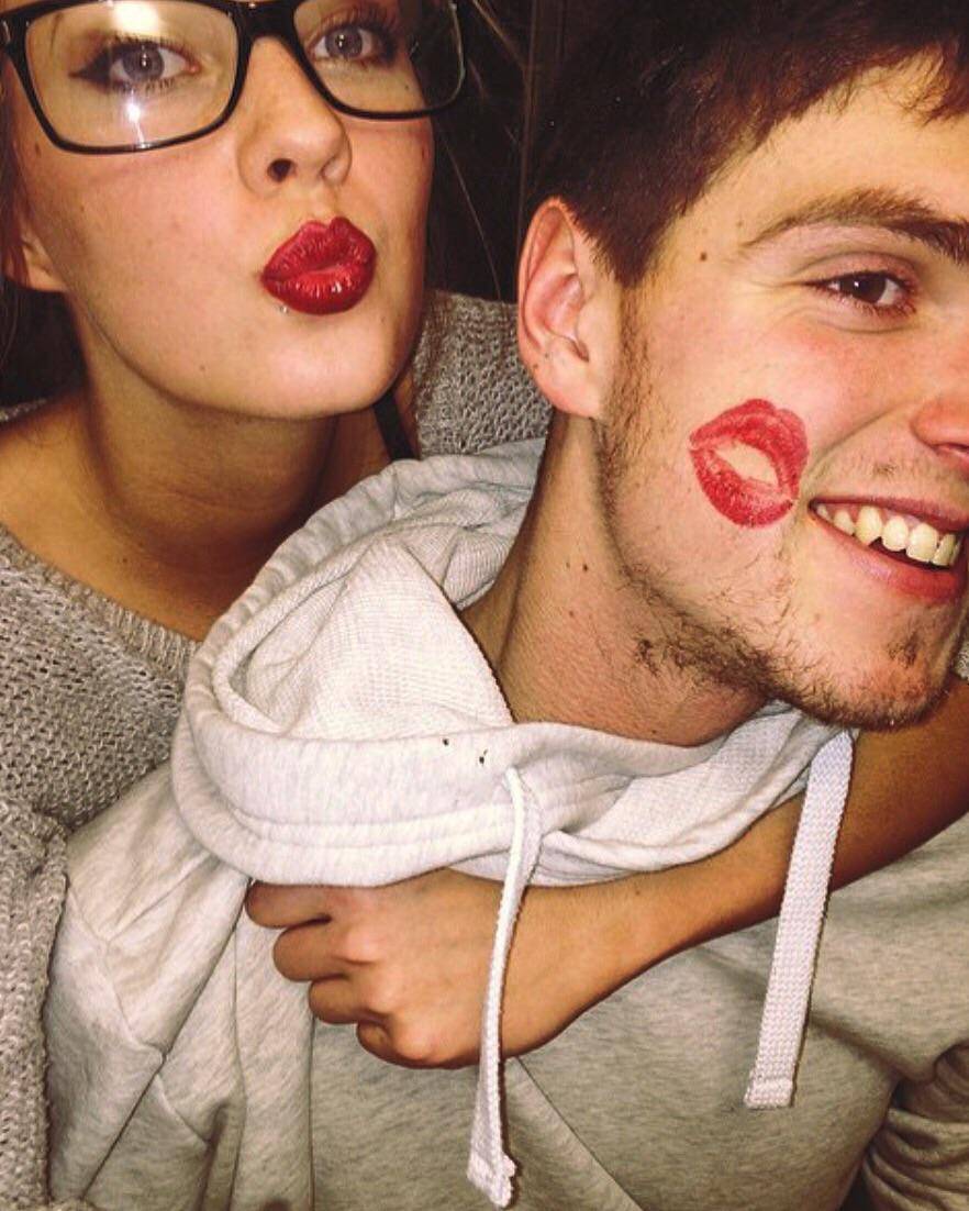 Glossy cheek kiss | Scrolller