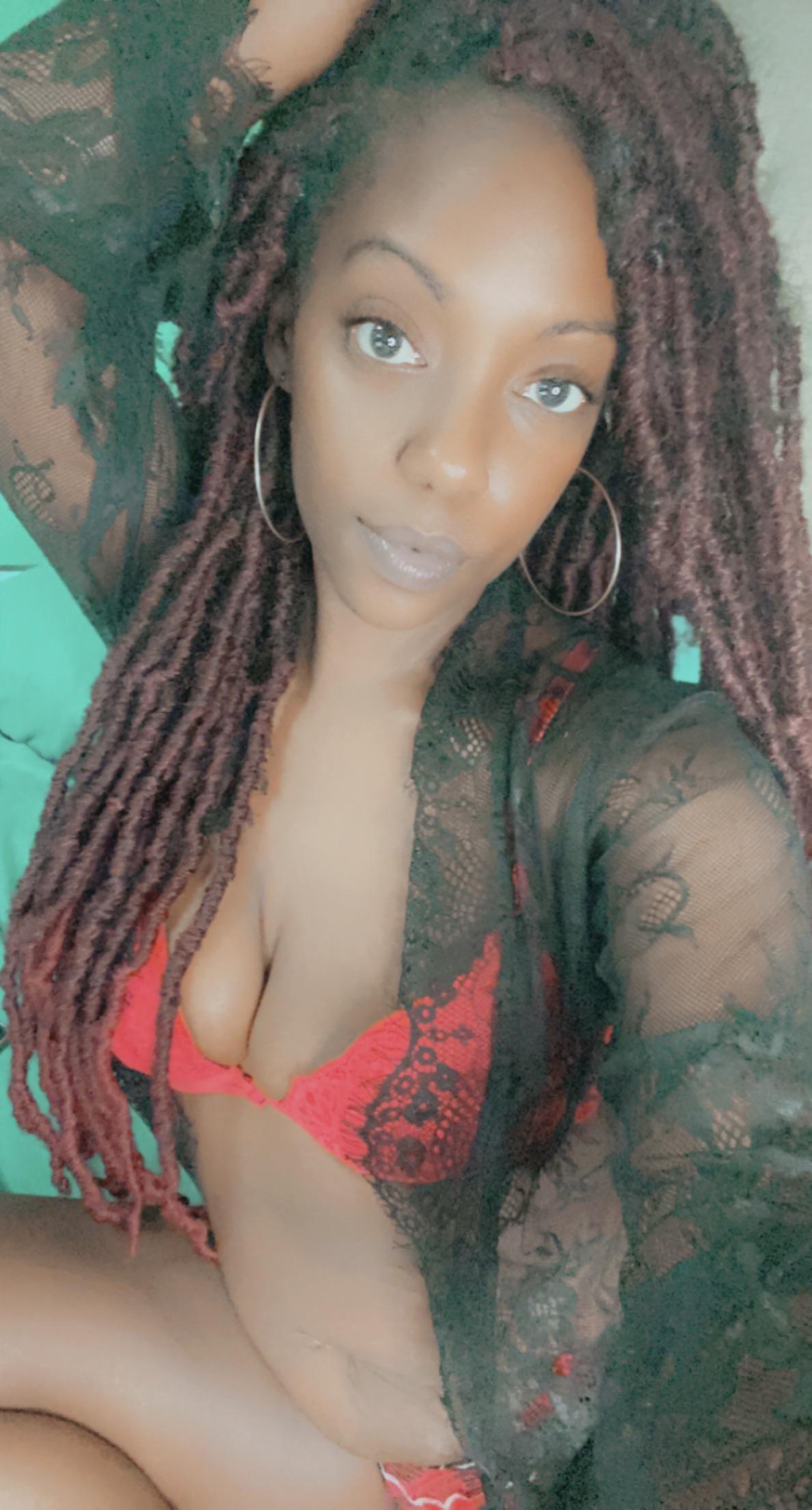 Going live babes!! Let’s vibe out together! EbonyDutchess_Marie on stripchat. | Scrolller