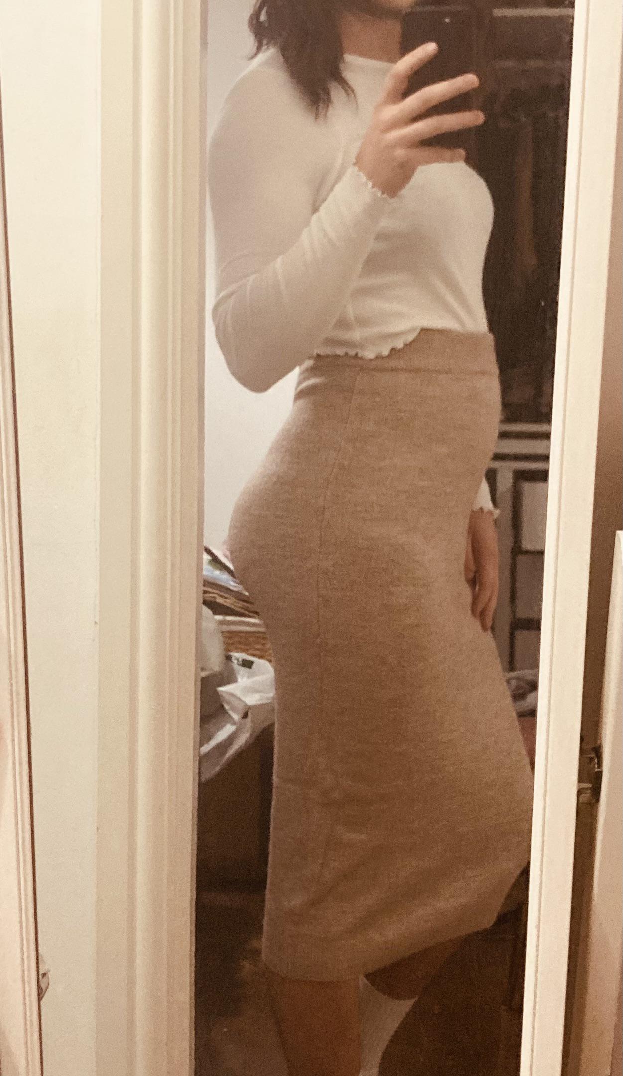 Got this knitted skirt that is so comfy! | Scrolller