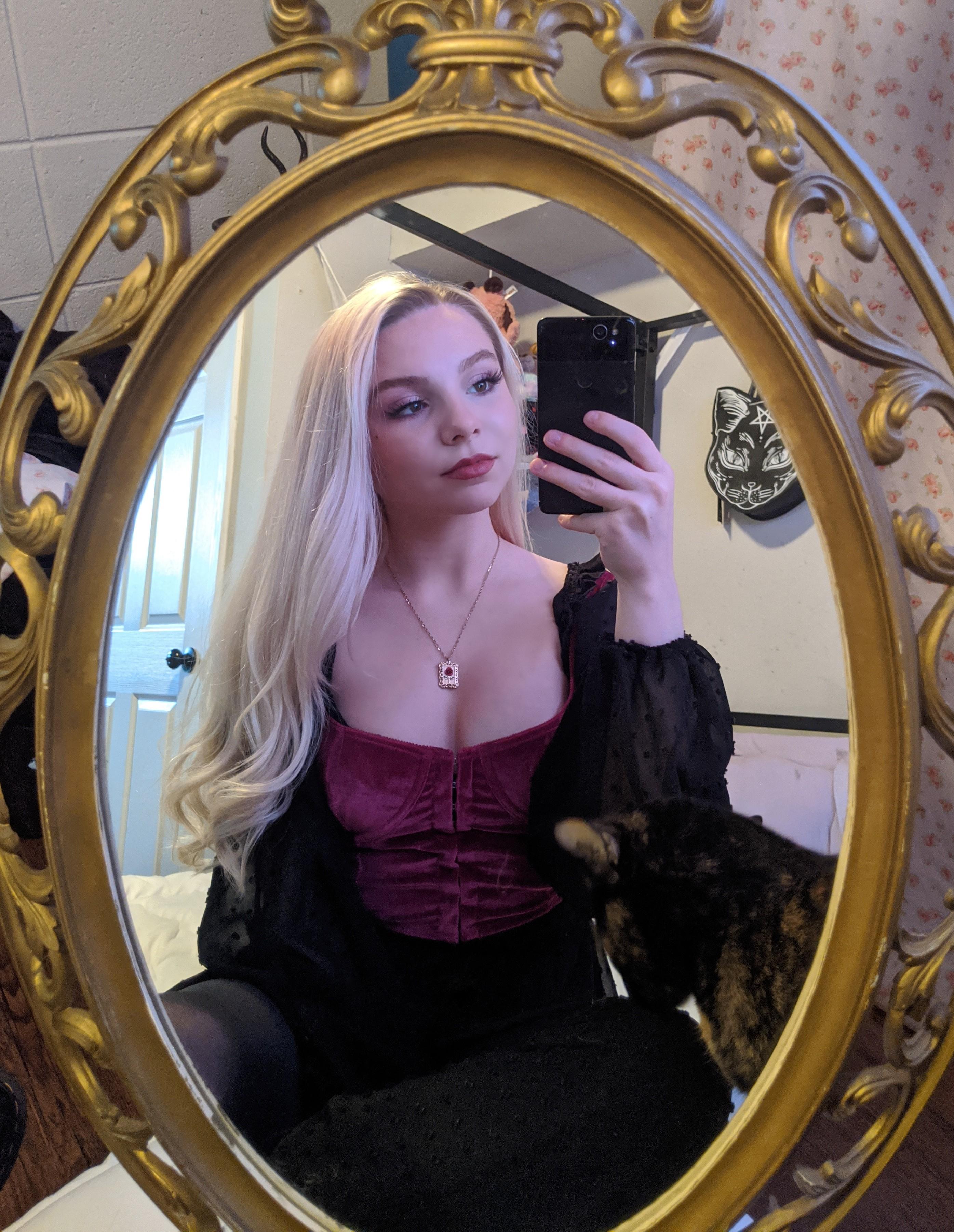 goth princess | Scrolller