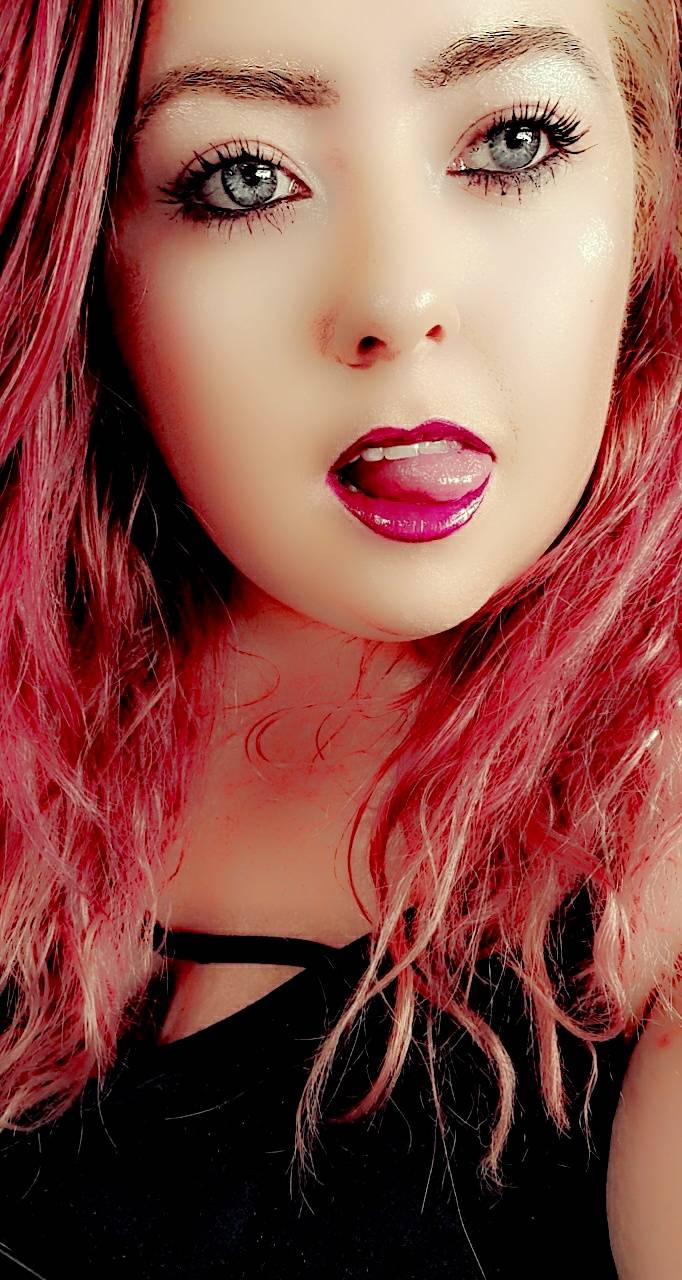 Gotta love a purple lipstick and gloss 🖤💜 | Scrolller