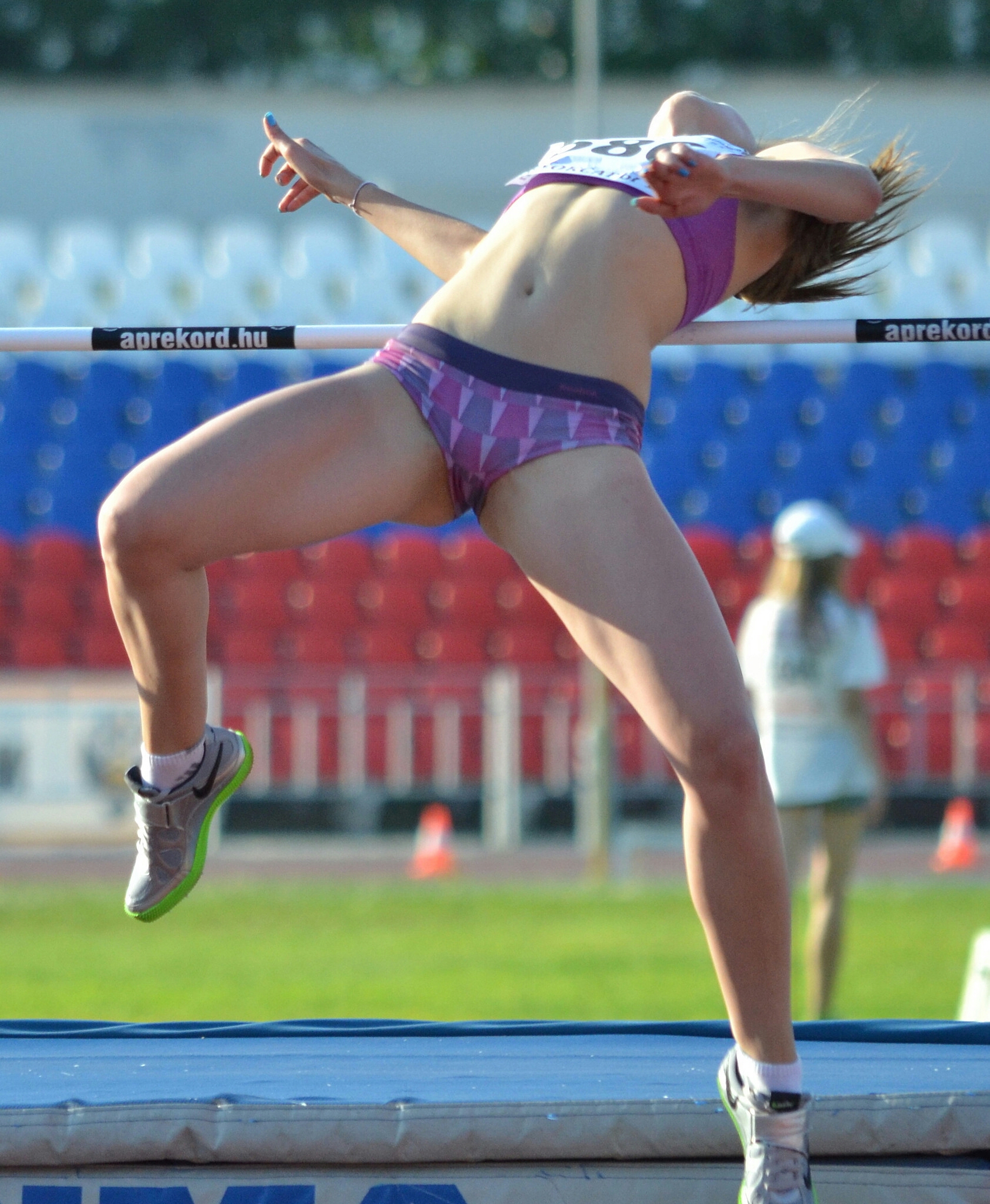 Gotta thrust those hips toward the sky! | Scrolller