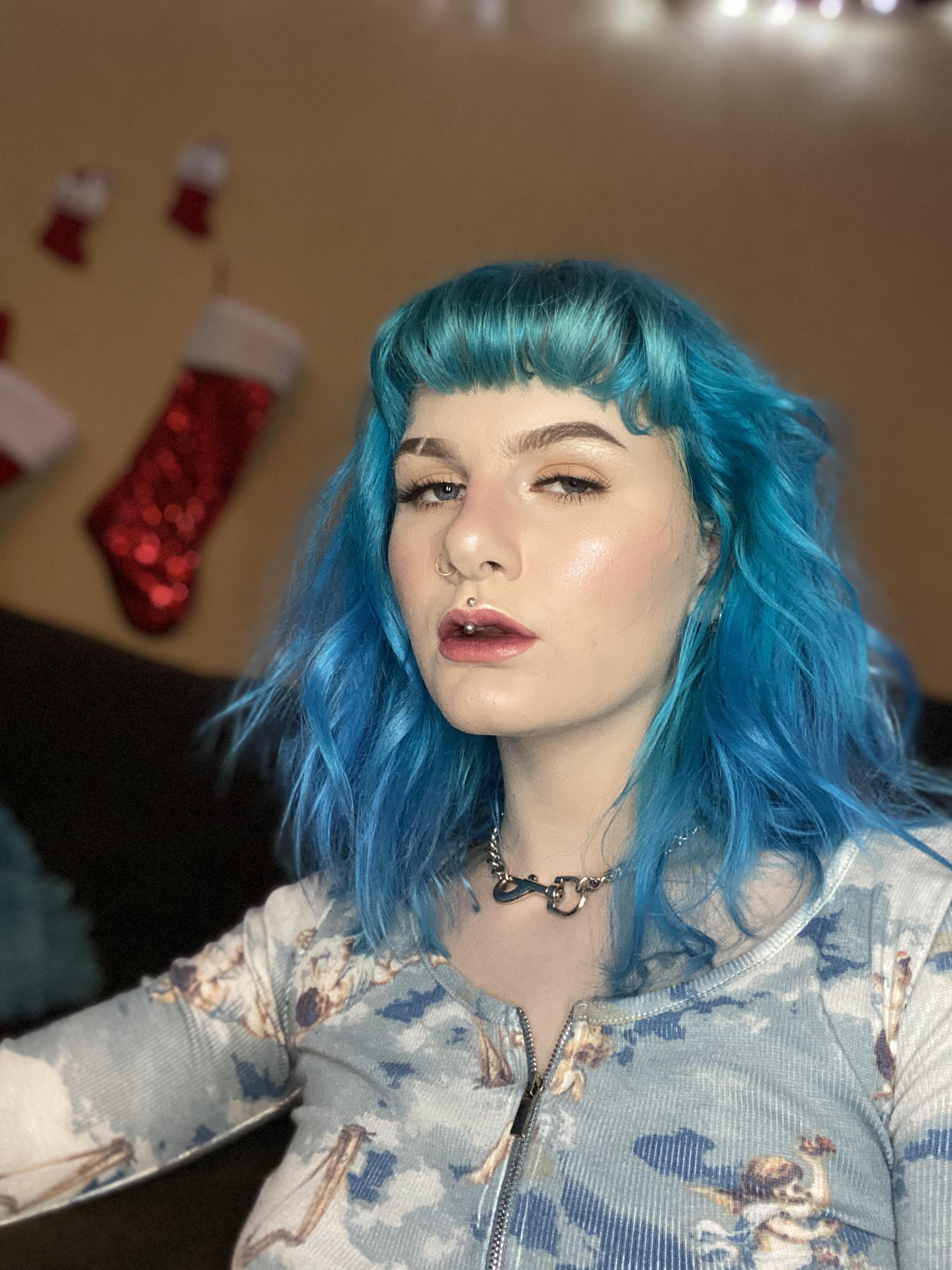 Gradient and glowy | Scrolller