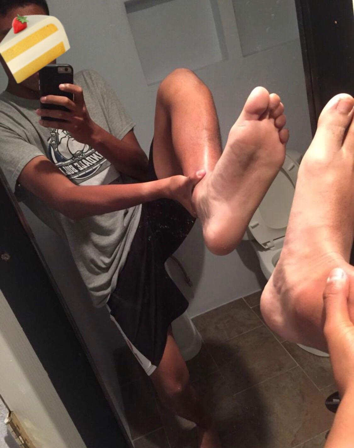 grindr twink wanted a foot rub | Scrolller