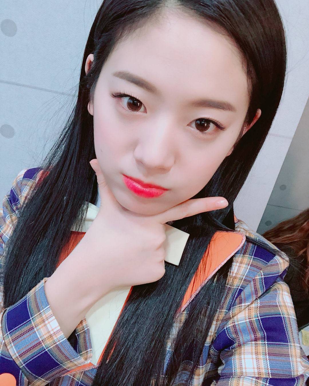 Gyuri pose | Scrolller