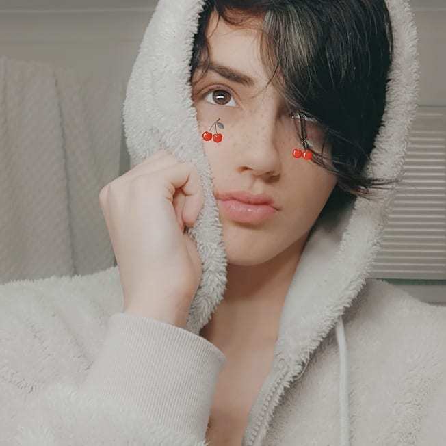 Hai (๑•﹏•) | Scrolller