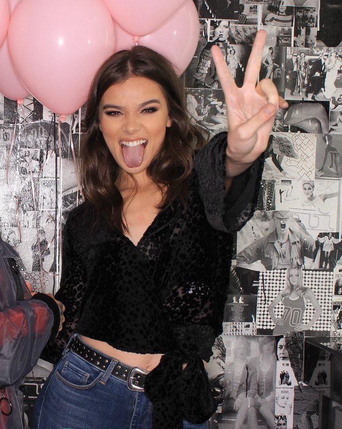 Hailee Steinfeld Scrolller