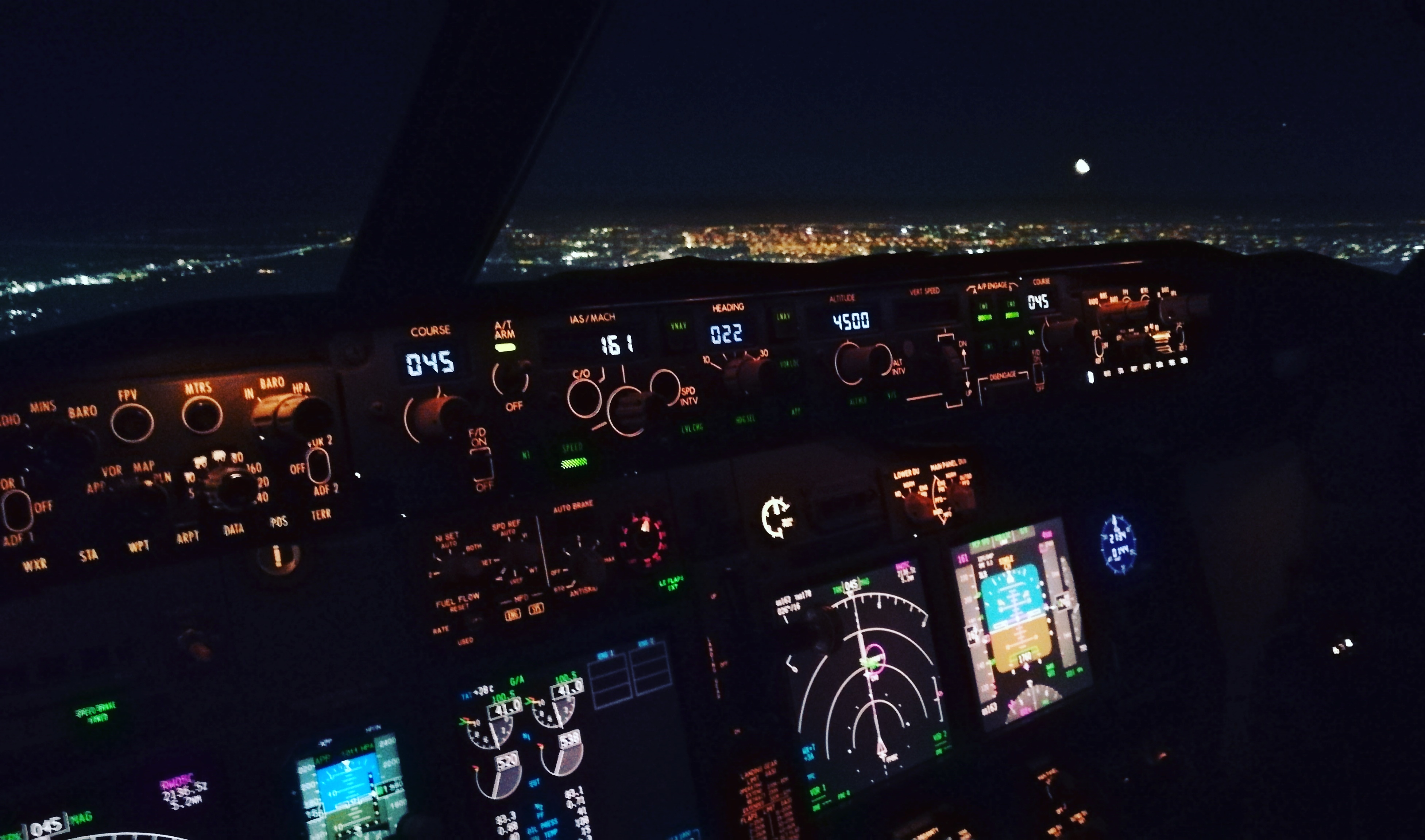 Half moon a head landing at Cairo | Scrolller