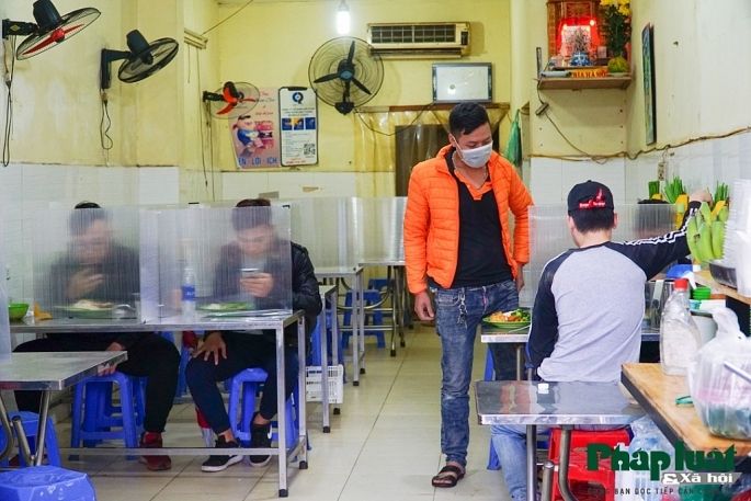Hanoi restaurants install ‘mica barriers’ as COVID-19 prevention | Scrolller