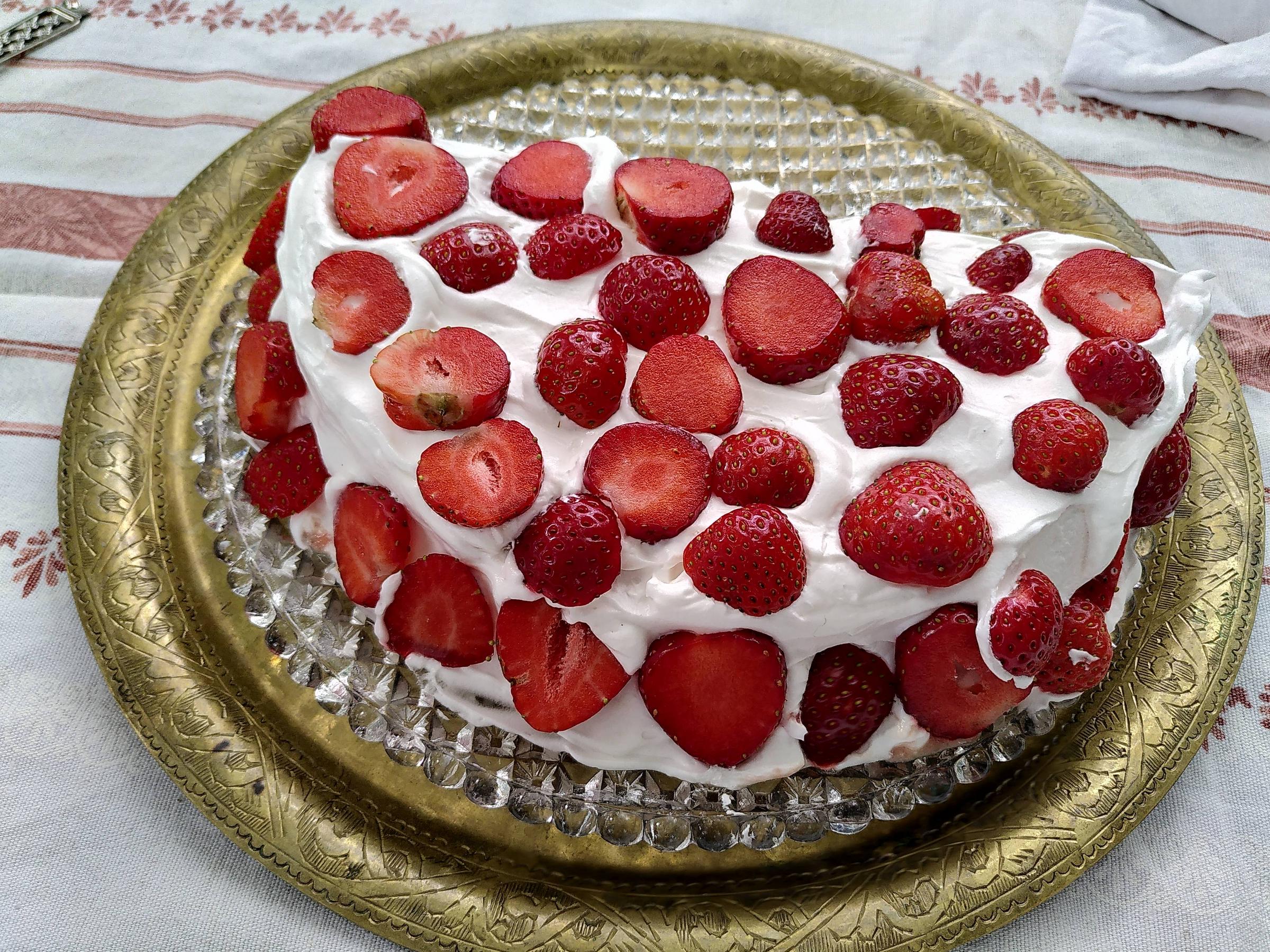 Happy midsummer, hippies!! Made my first cake ever today. Vegan strawberry cake! | Scrolller