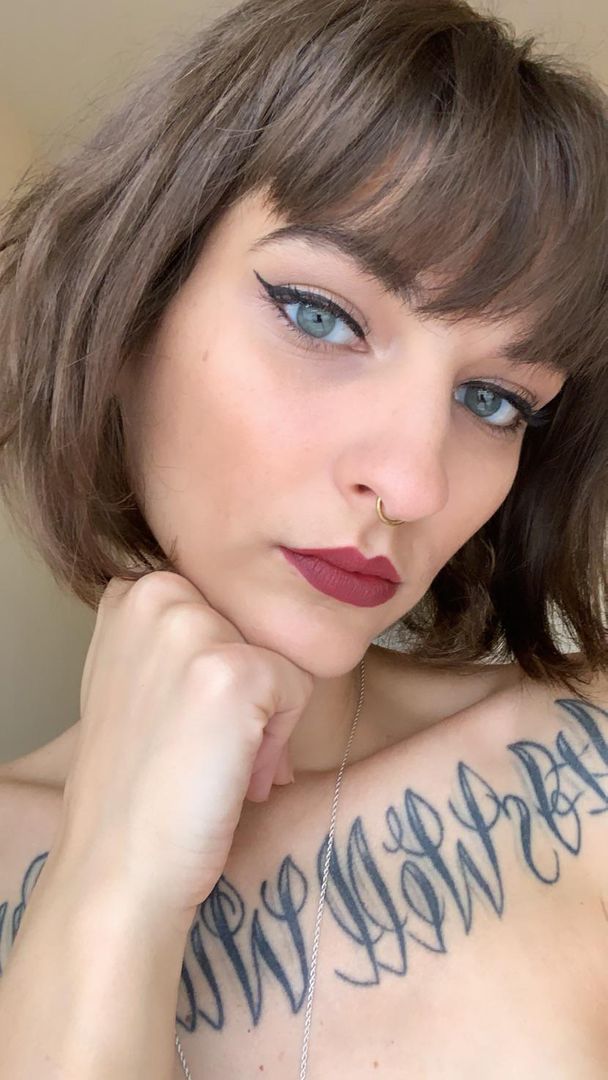 Haven’t done wings on the eyes in a while! Ft my hand and collar bones