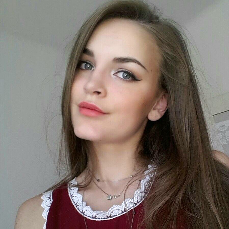 Head Tilt | Scrolller