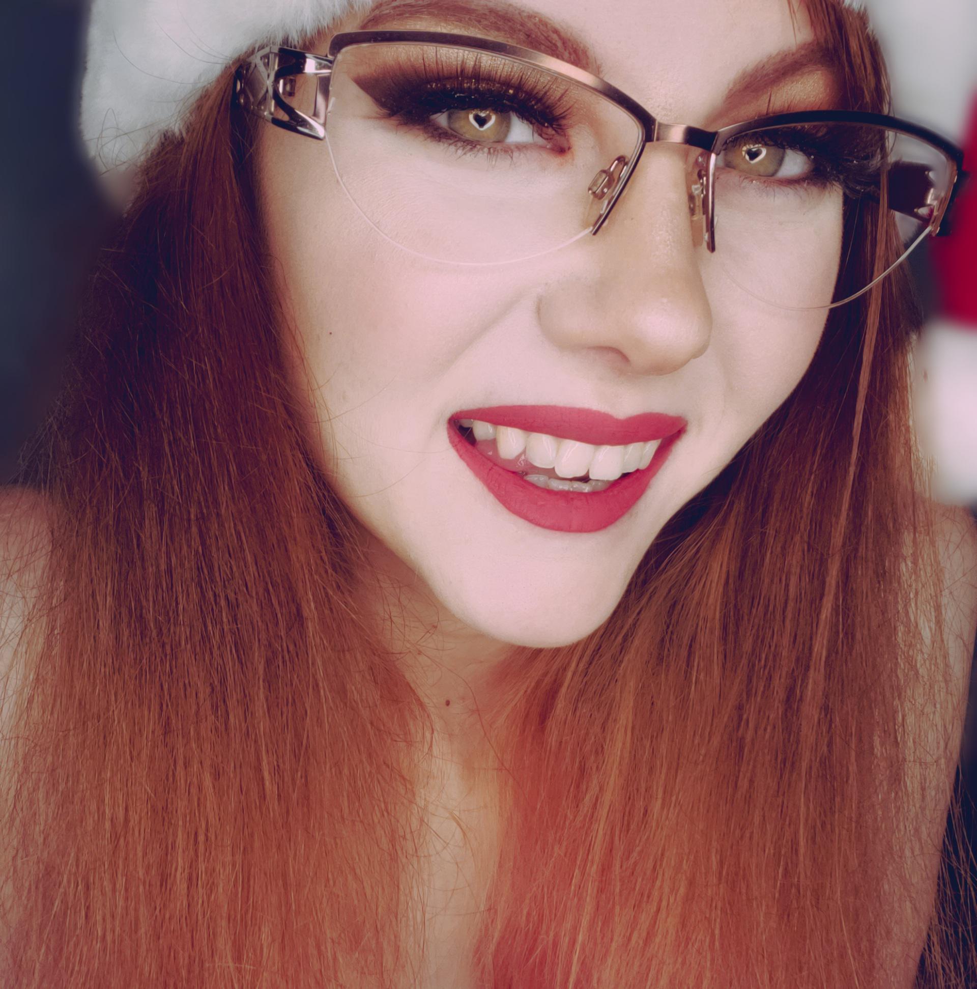 Heart eyes and Red lipstick just hits different 😍 | Scrolller