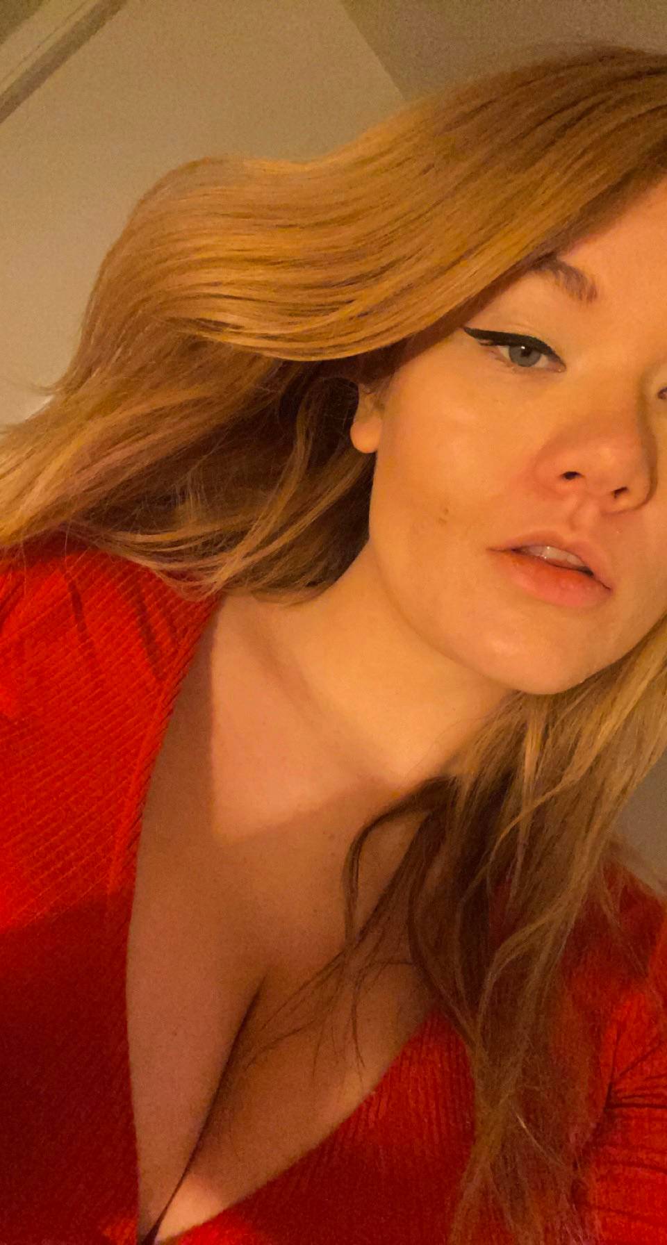 Hello 👋🏻 ( 24f) | Scrolller