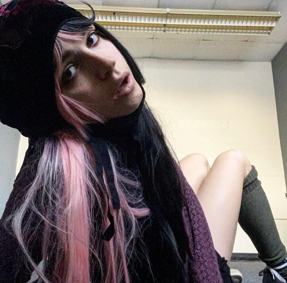 hello fellows ⚰️🥀 | Scrolller