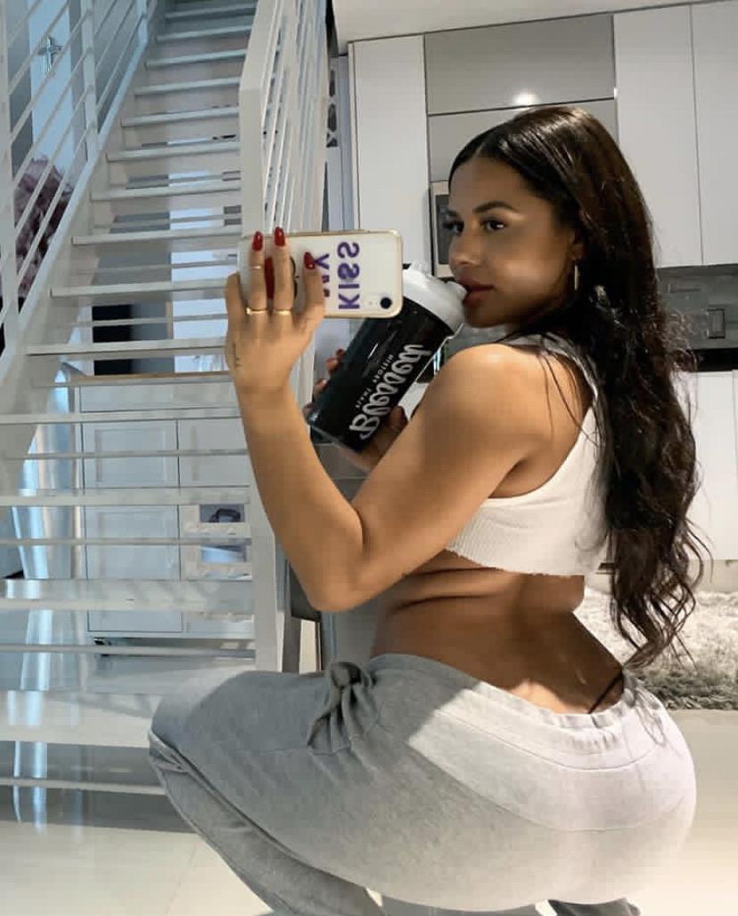 Her favorite pose | Scrolller