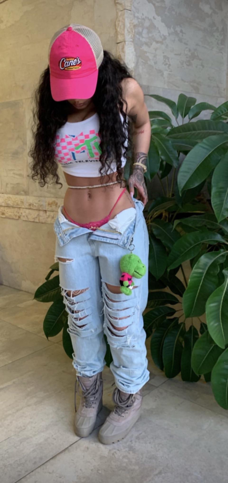 Her poses and teases drive me crazy | Scrolller