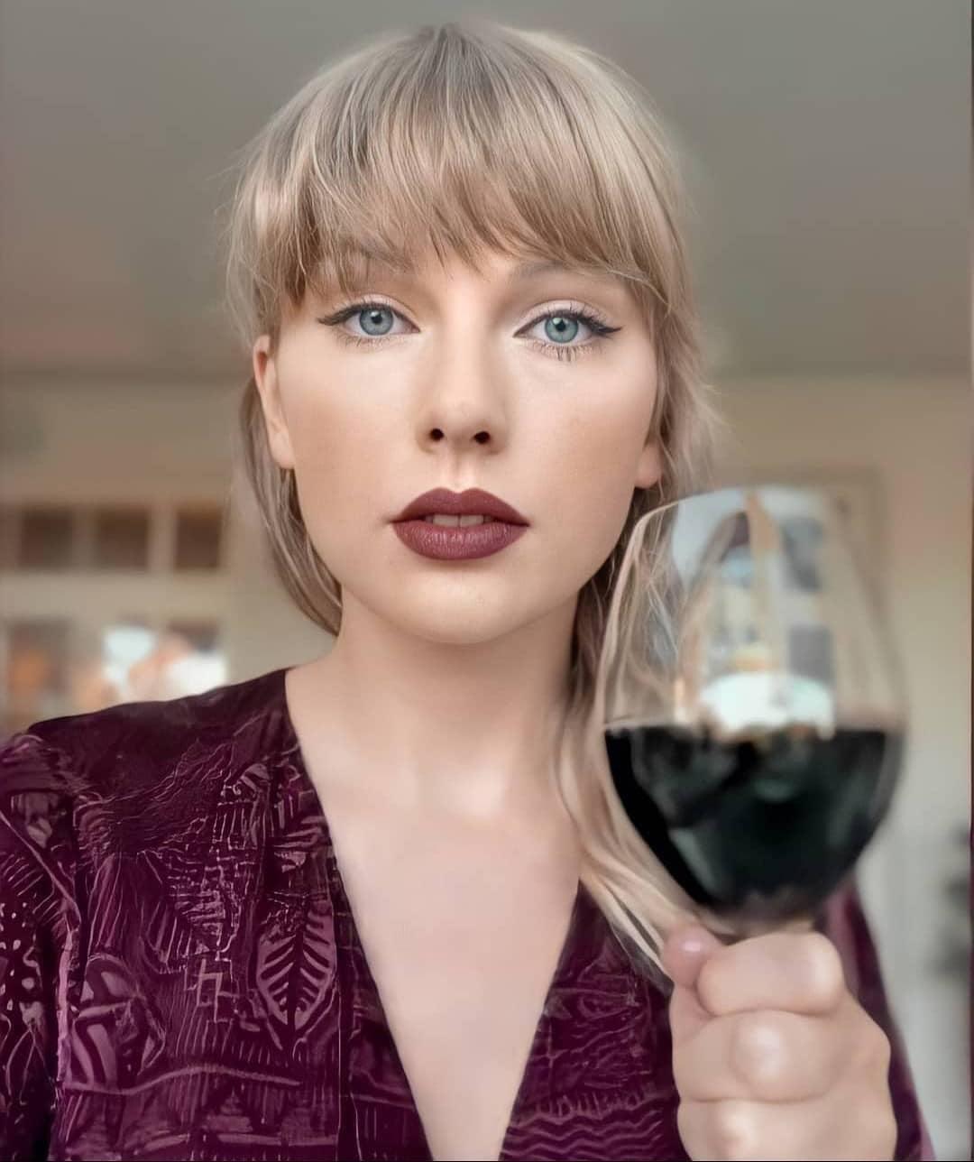 Her red lips drive me nuts. | Scrolller