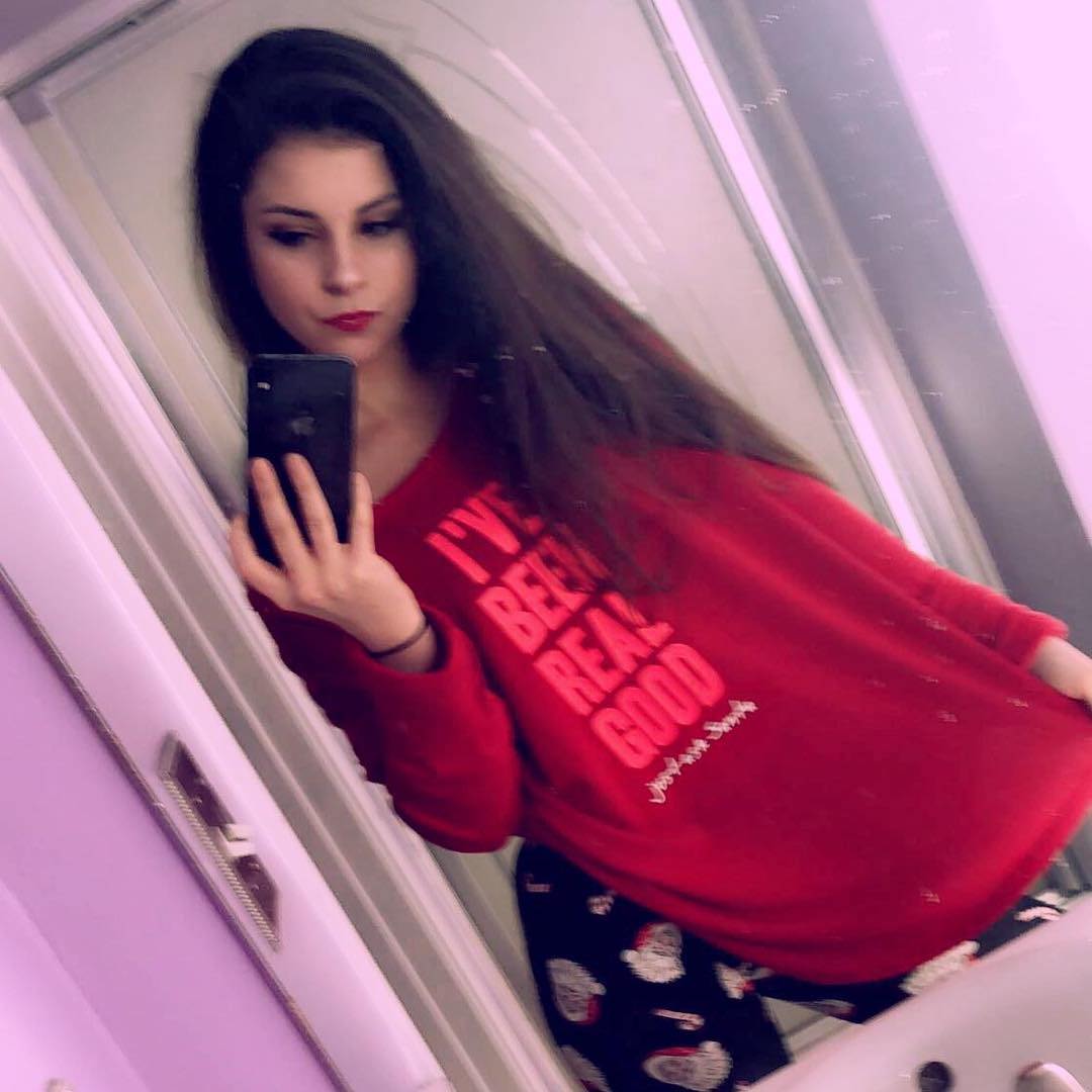 Her shirt is a lie | Scrolller