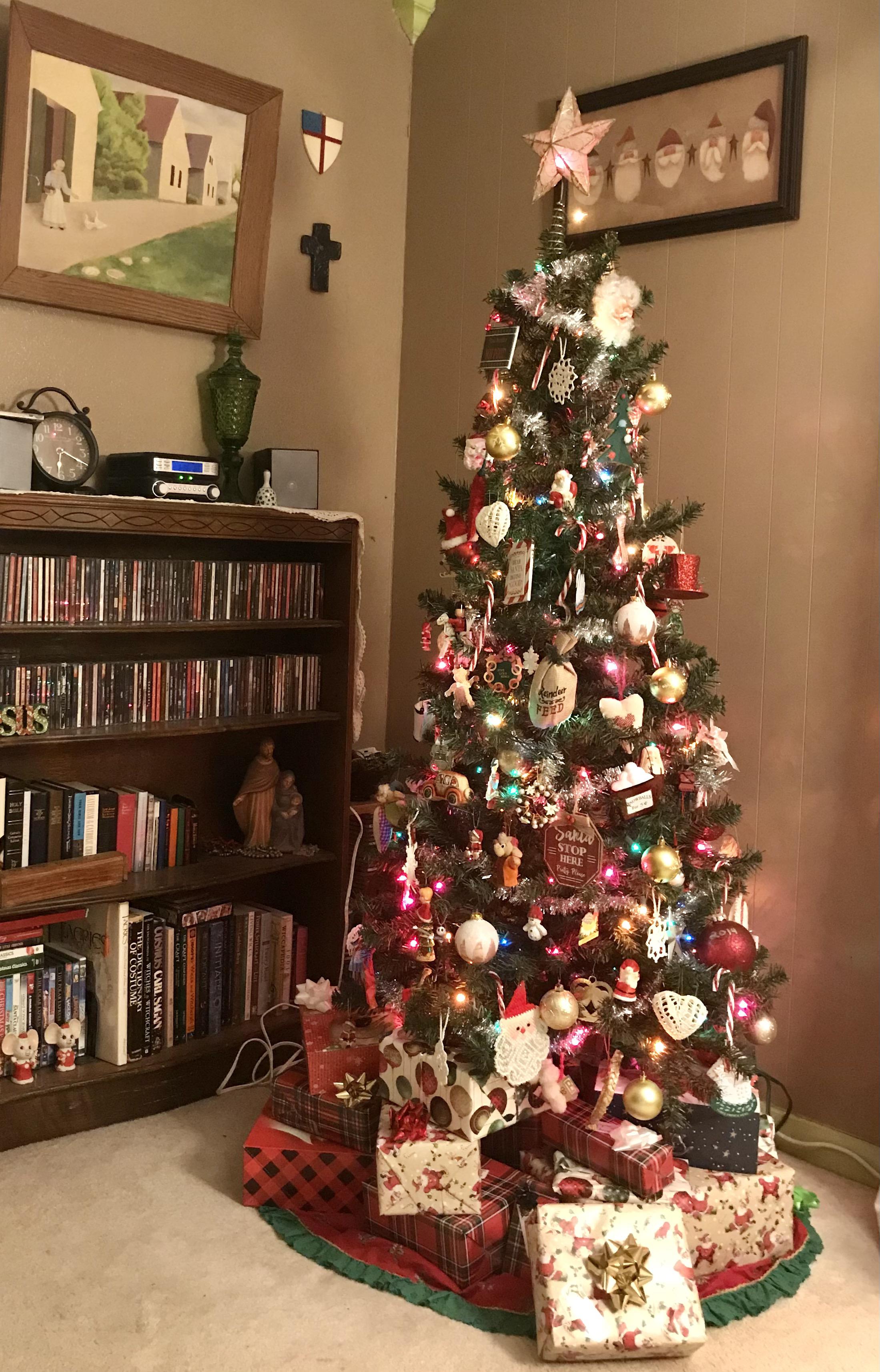 Here's our very busy Christmas tree. | Scrolller