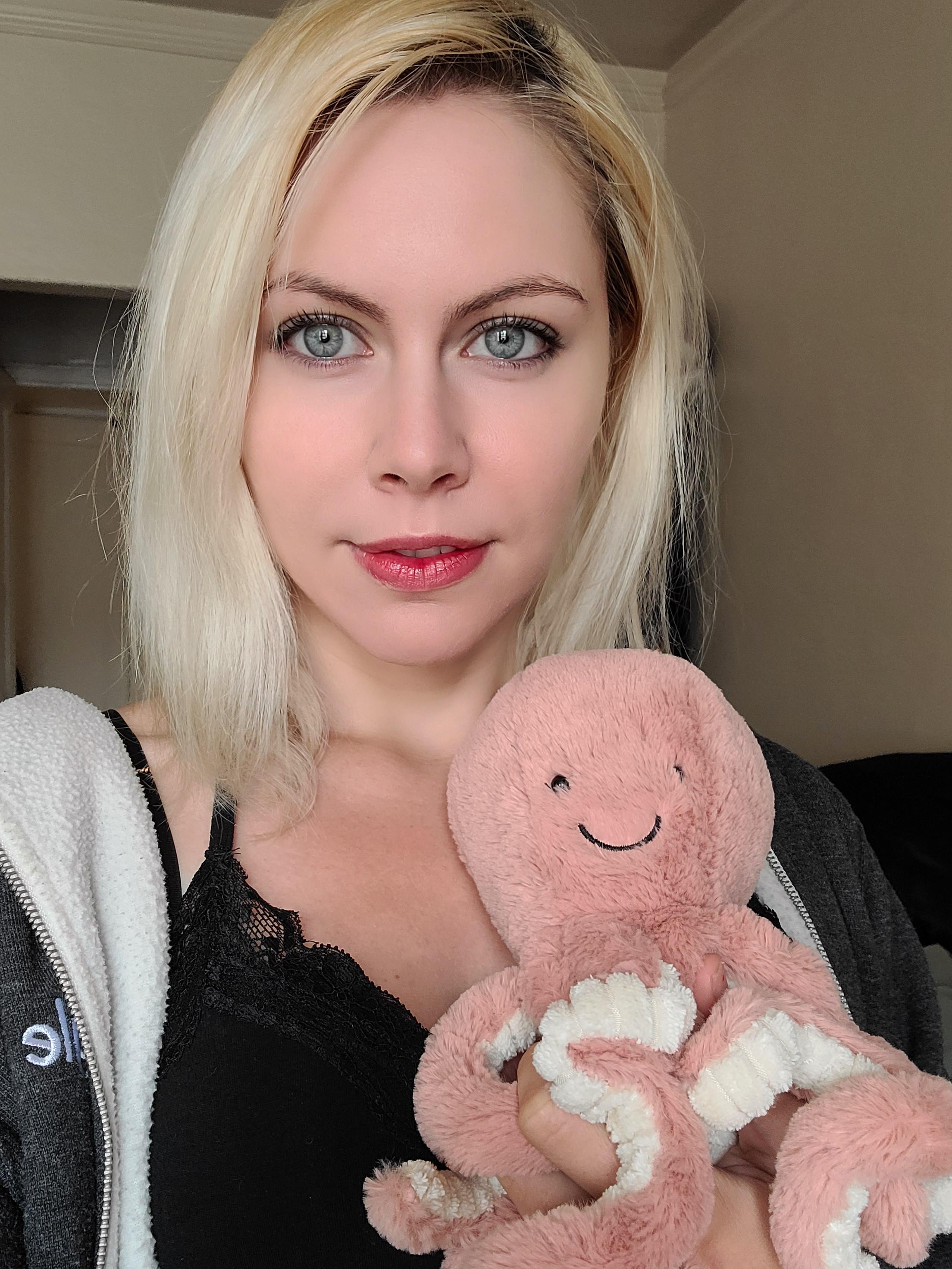 Hey all! Meet my friend 🐙 | Scrolller