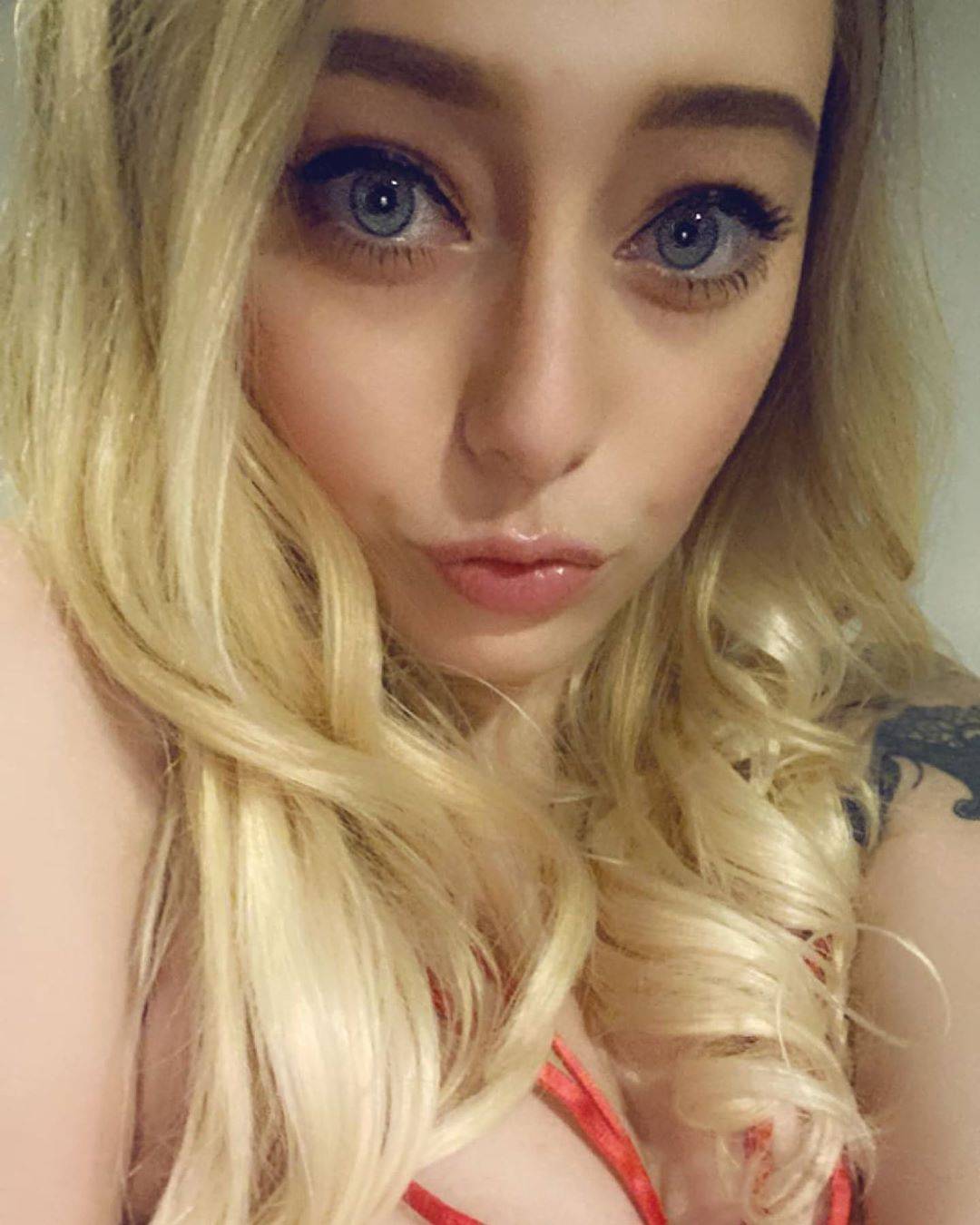 Intelligent and loyal slave for a dominant goddess like me f4m dm on kik Andersonolivia2003 ...