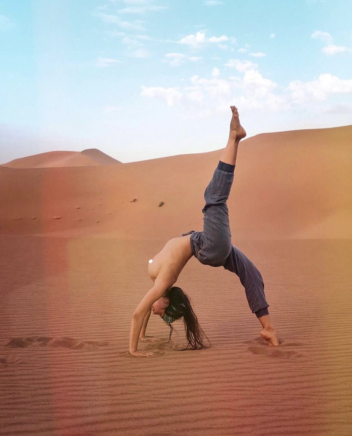 Hitomi Playing in the Sand | Scrolller