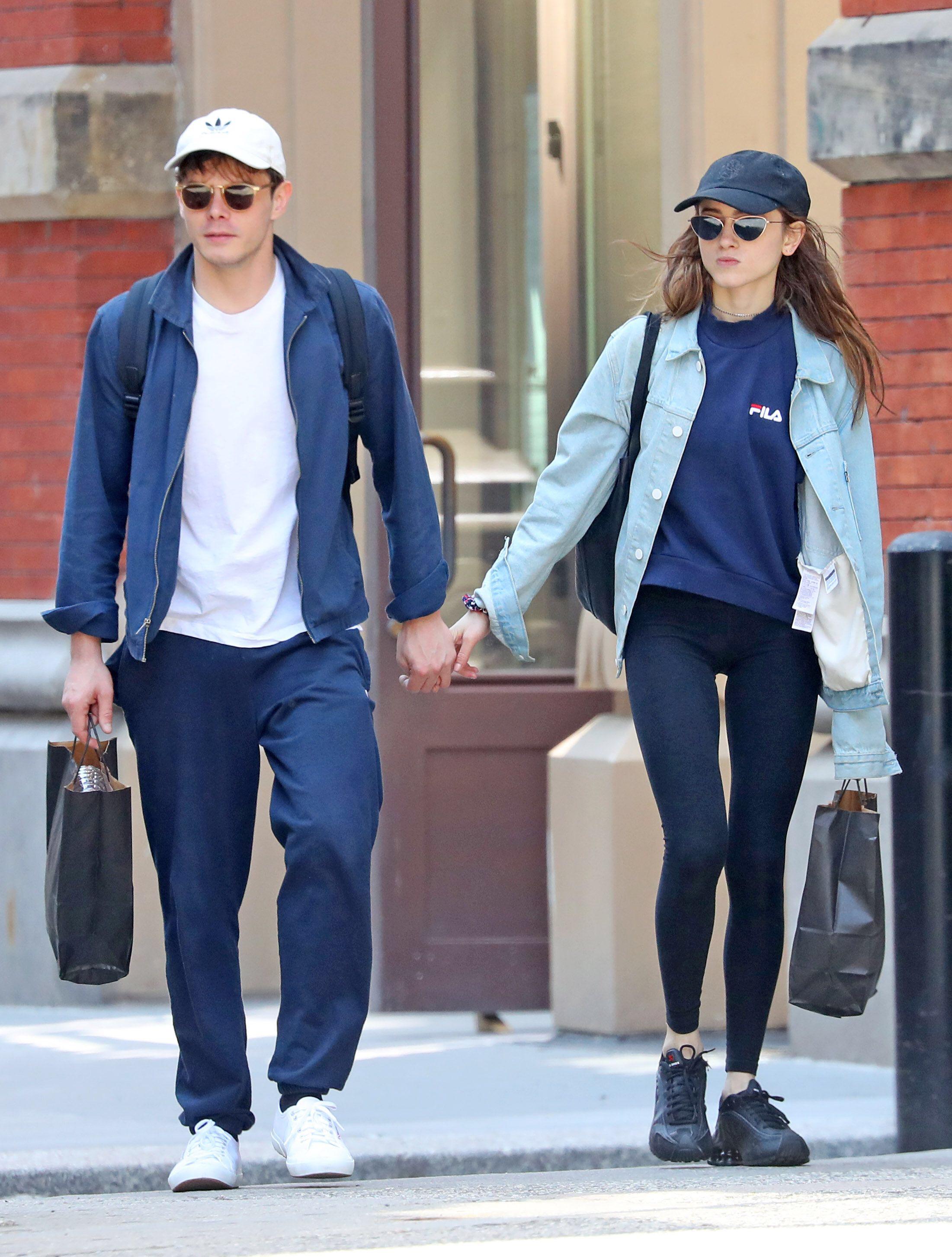 Holding hands | Scrolller